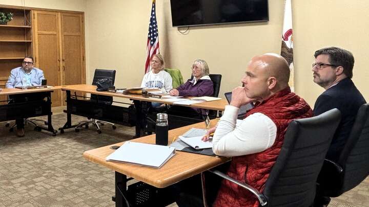 Crowd backs principal as Roxana School Board nears superintendent pick