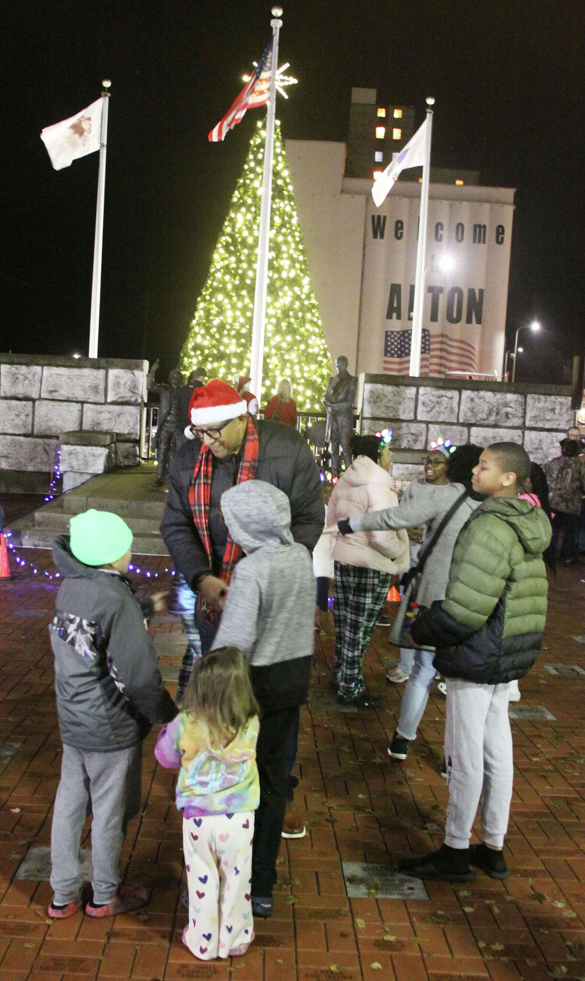 Alton Christmas tree lighting draws hundreds, kicks off season