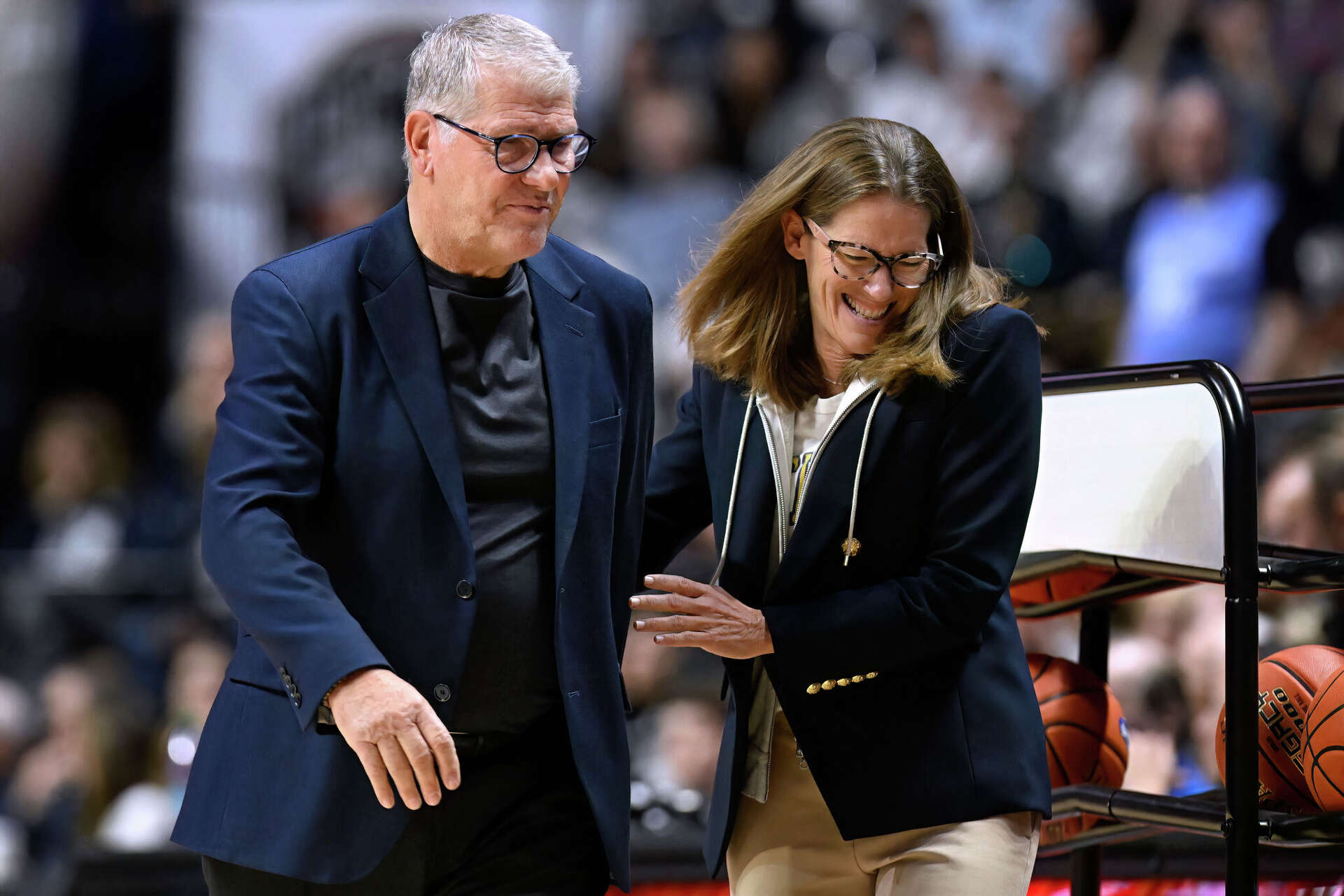 Michigan coach praises Geno Auriemma after UConn escapes