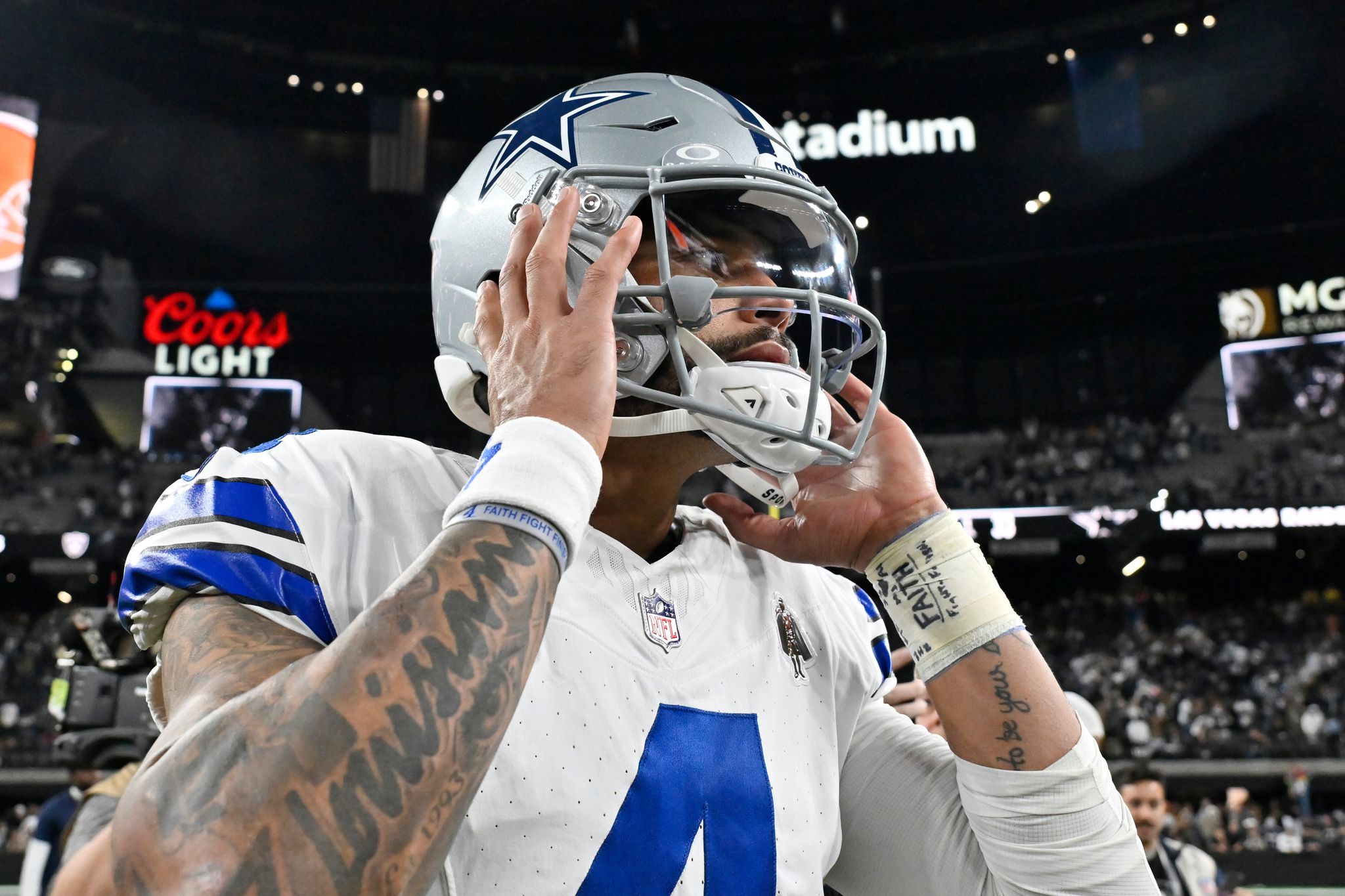Dak Prescott reemplaza a Tony Romo nuevamente, esta vez en el libro de ...