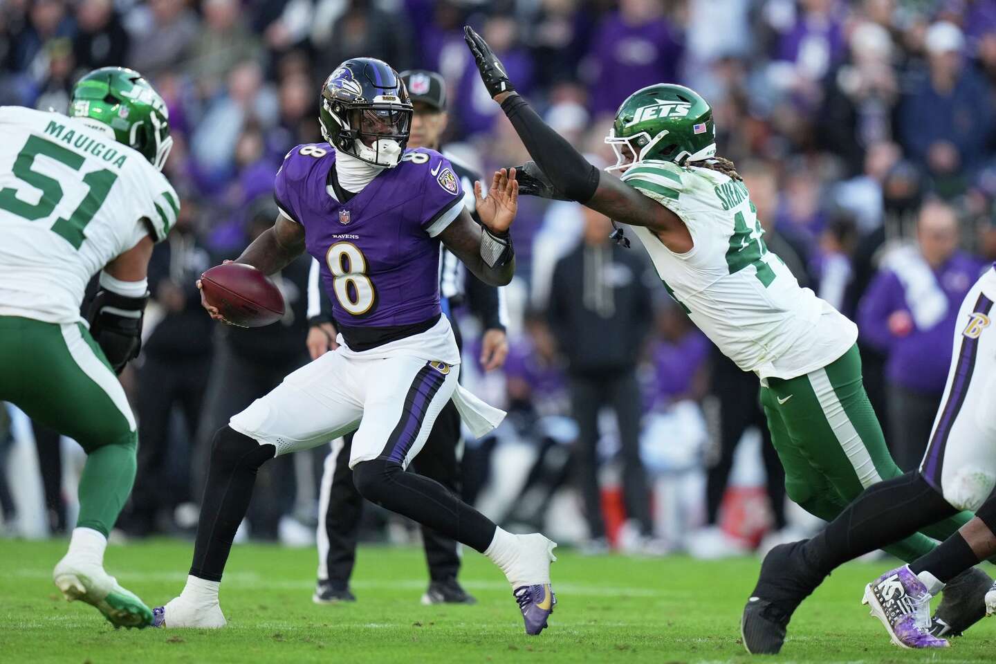 Henry rushes for 2 TDs to help sluggish Ravens to fifth straight win ...