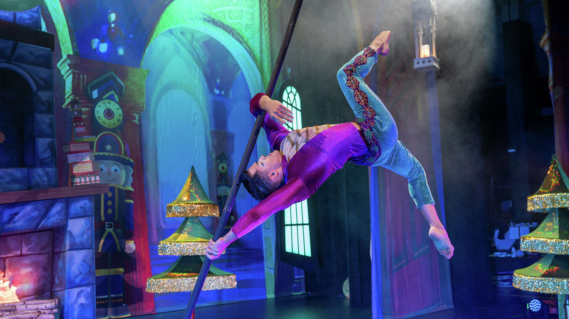 Cirque is the perfect holiday entertainment. Here's why.