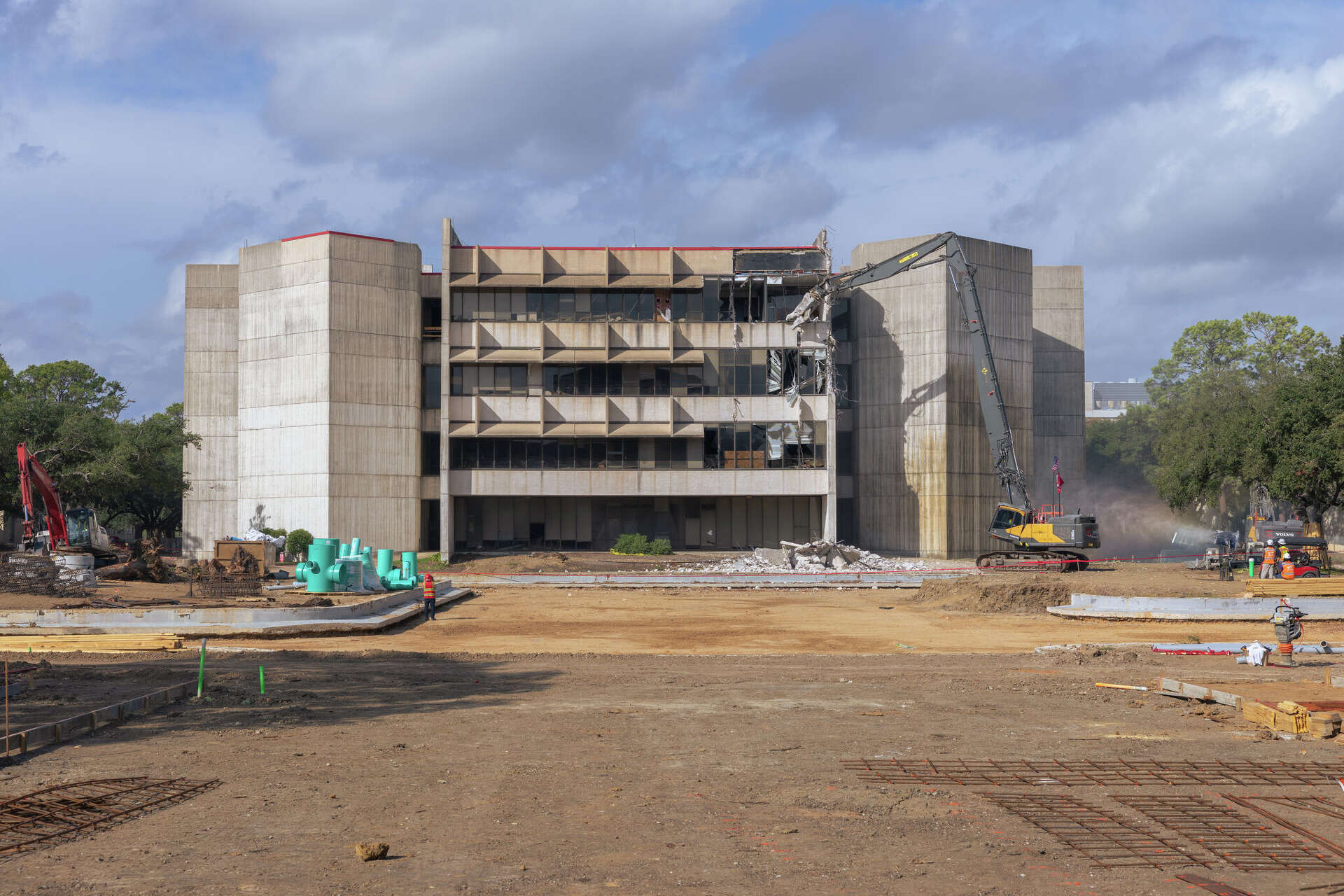 Decades-old University of Houston building demolished