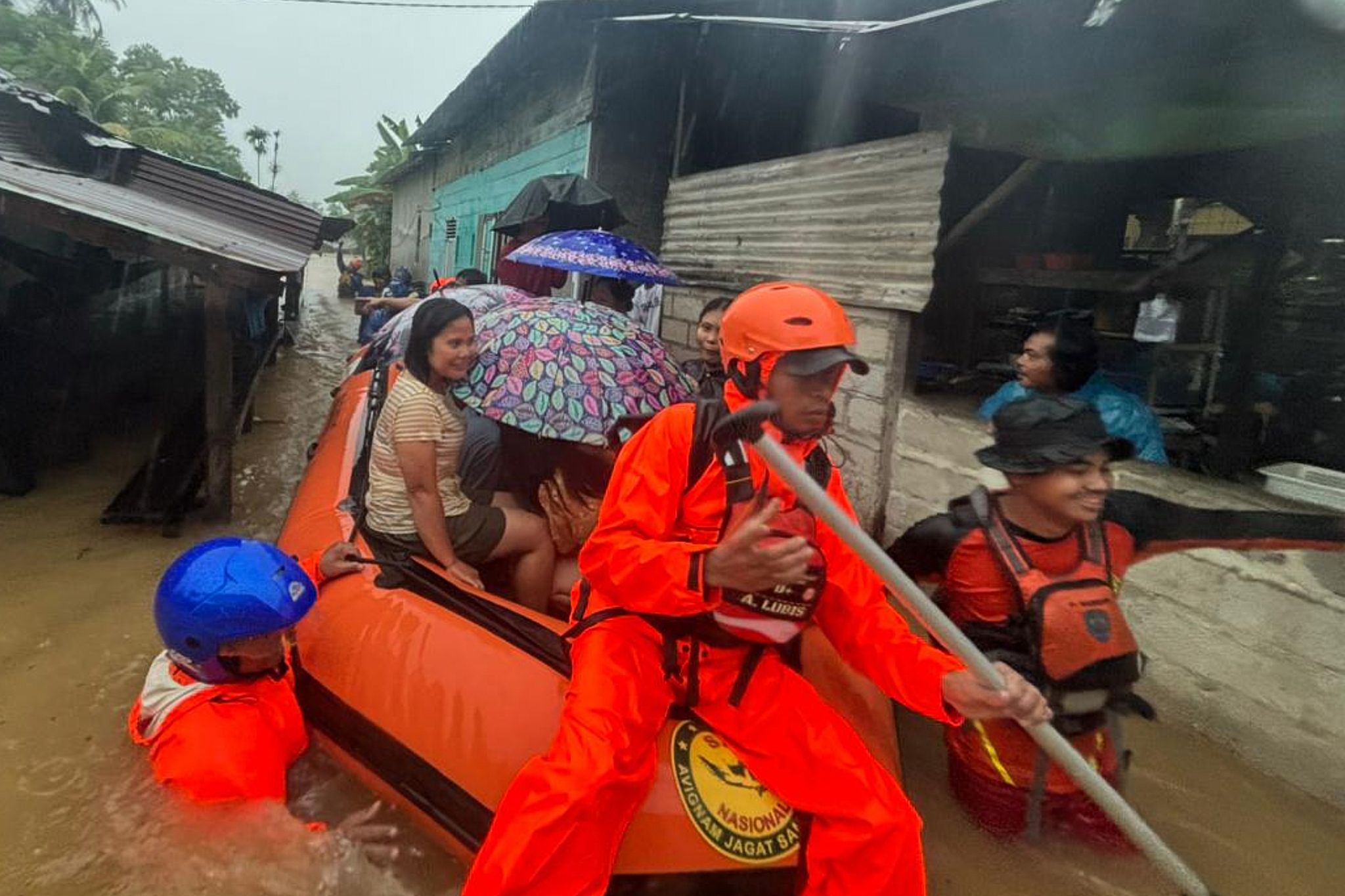 Indonesia intensifies search for victims after floods and landslides ...