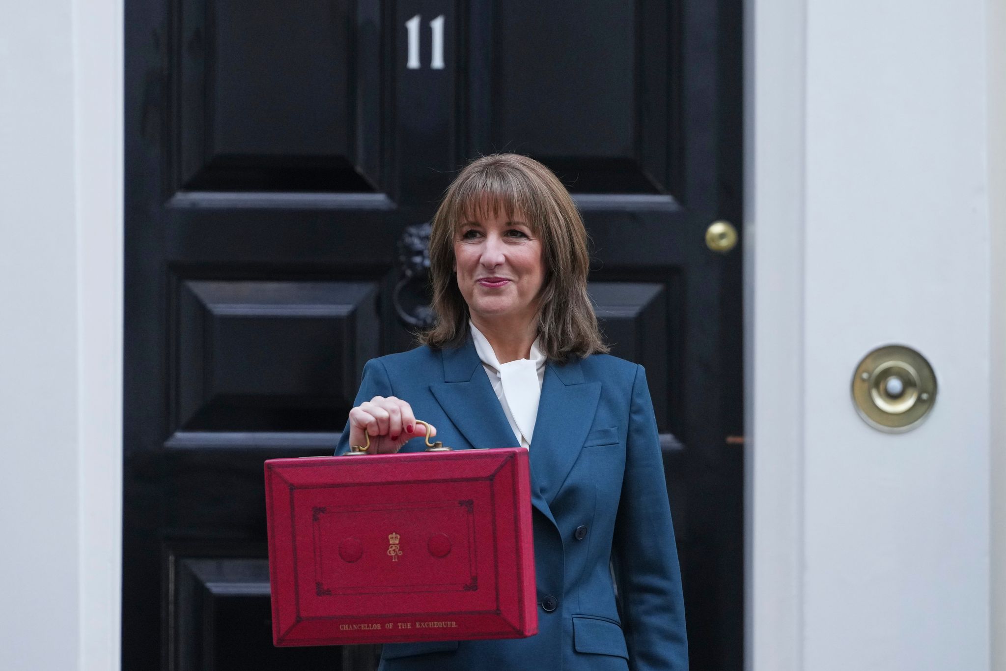 Impopular gobierno británico intenta contraatacar con presupuesto que ...