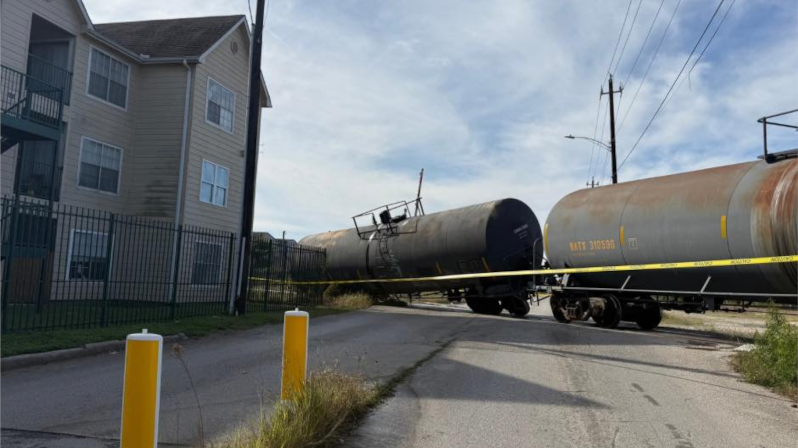 Apartment complex evacuated after Houston train derailment