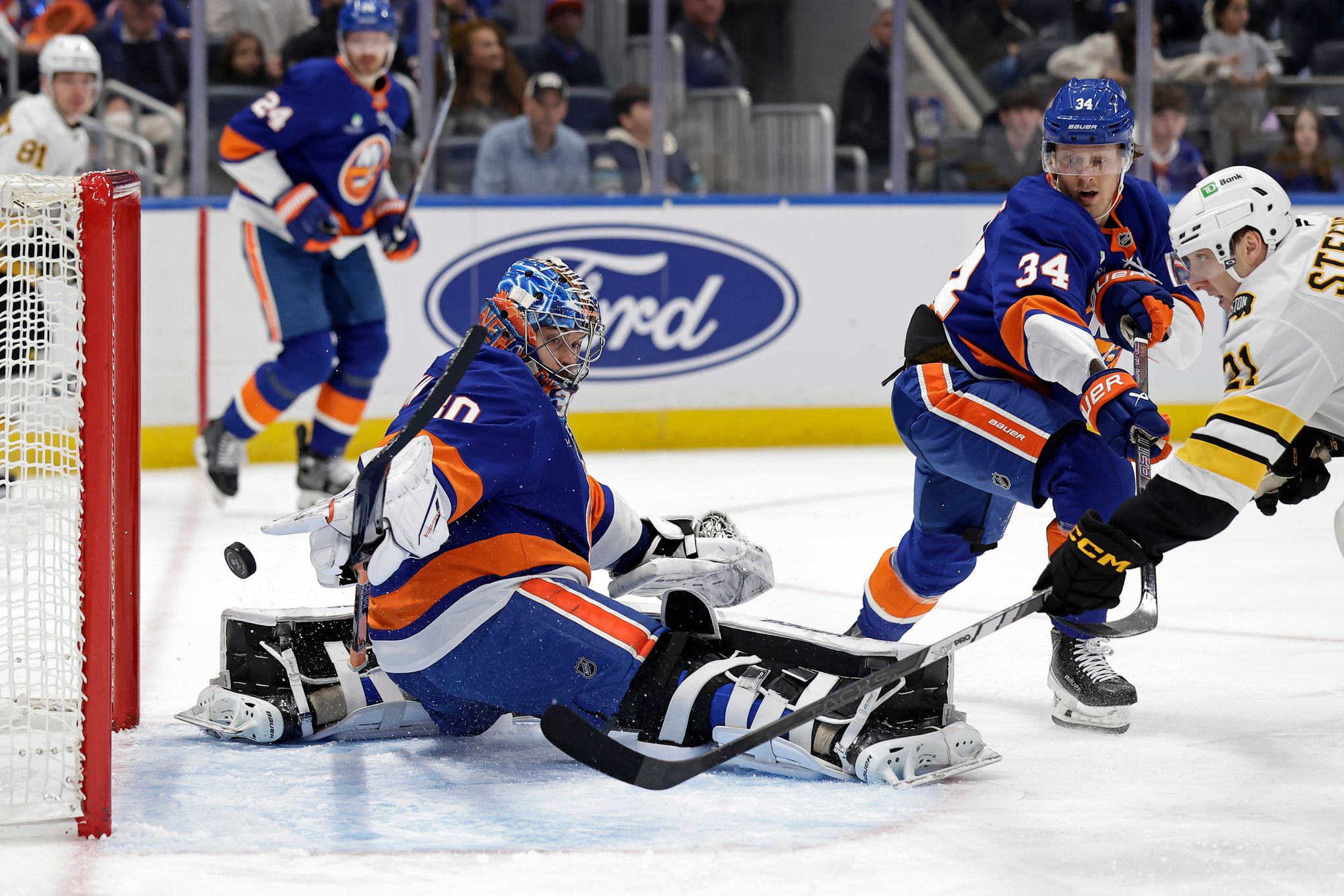 Alex Steeves scores twice as Bruins defeat Islanders 3-1