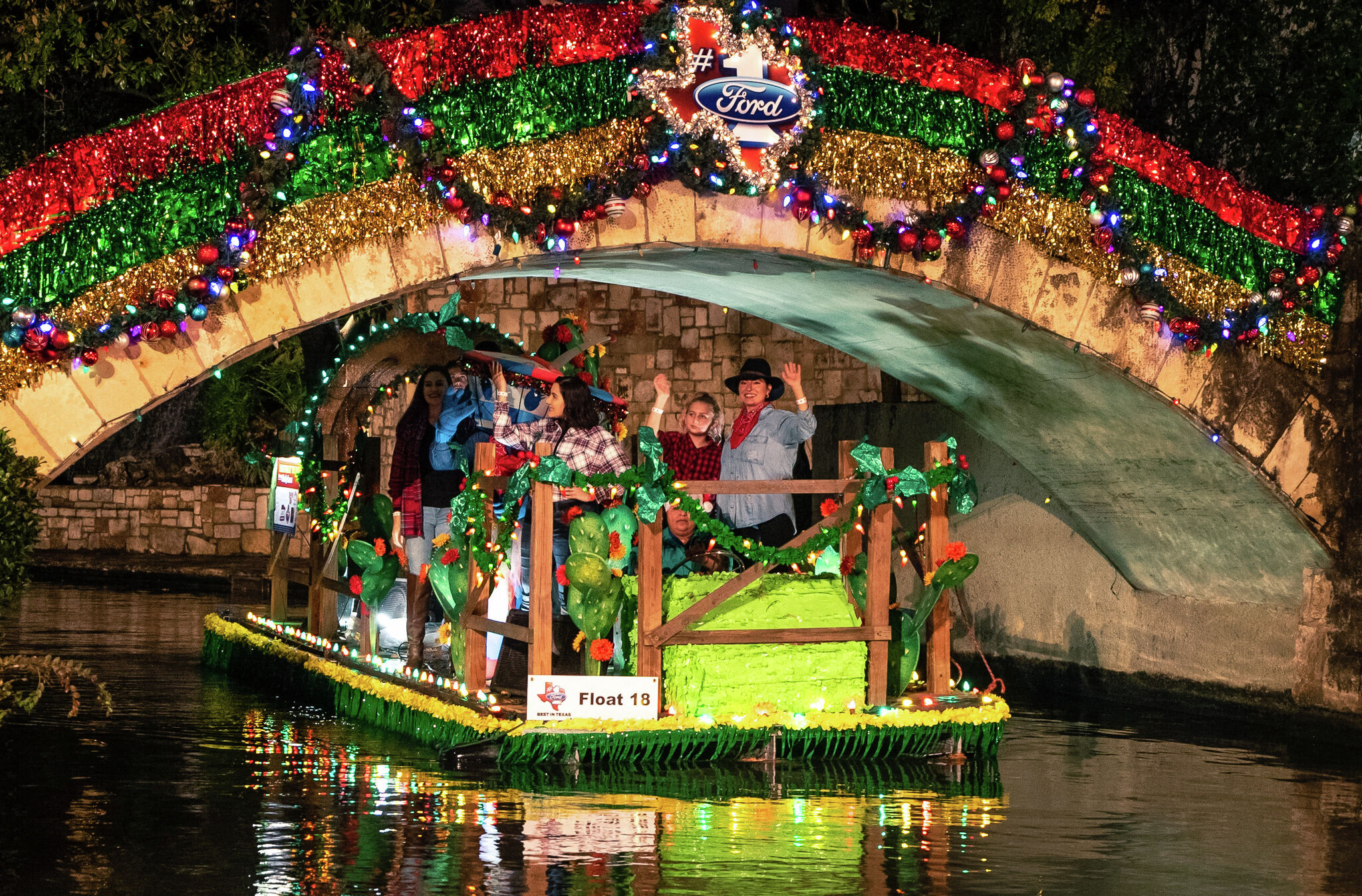 Tickets still available for San Antonio's holiday river parade