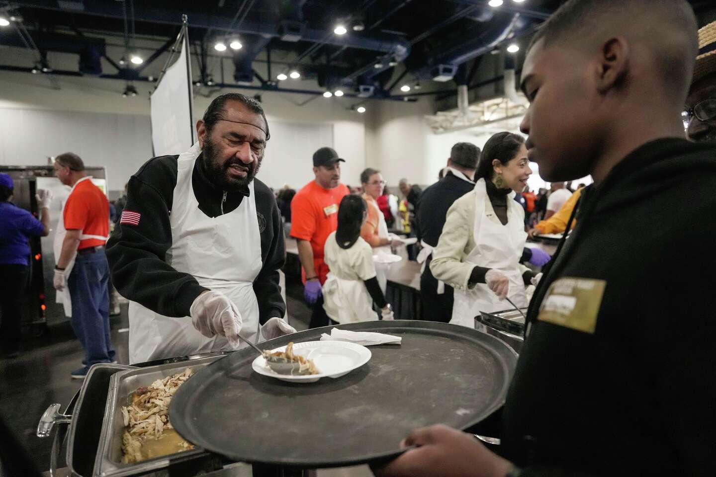 Houston Thanksgiving Super Feast feeds families as holidays begin