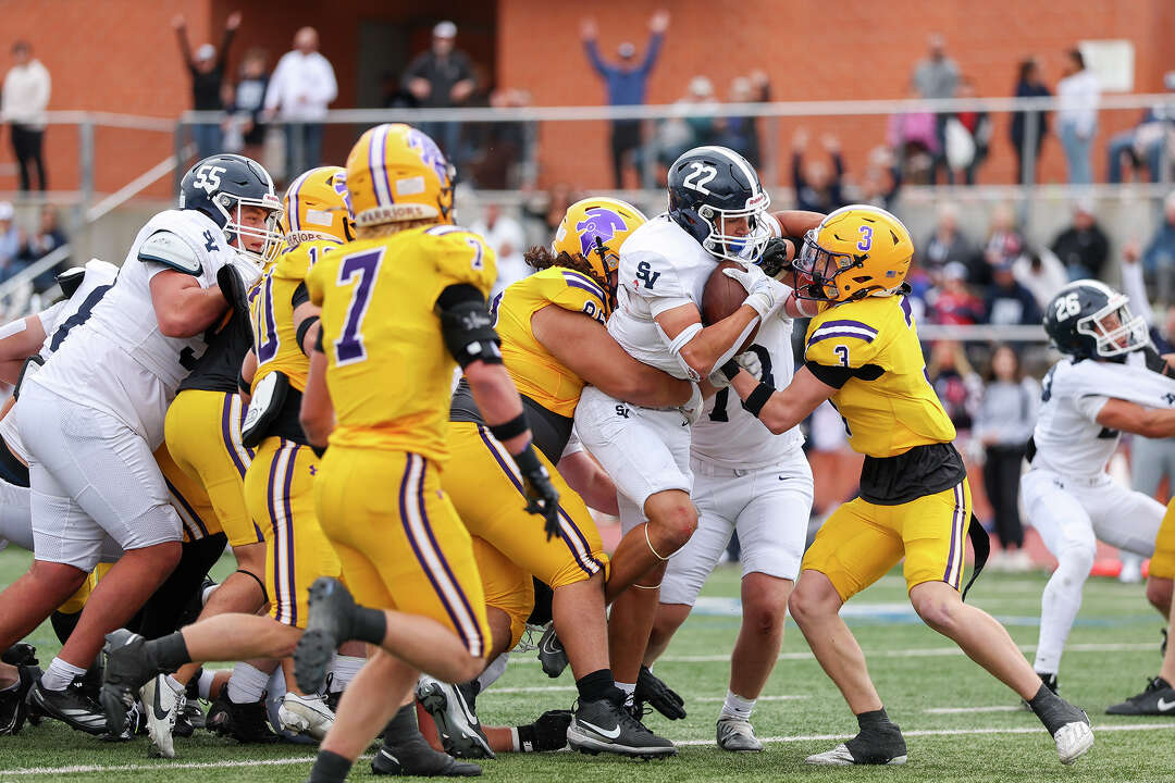 Smithson Valley football grinds out win over Pieper in third round
