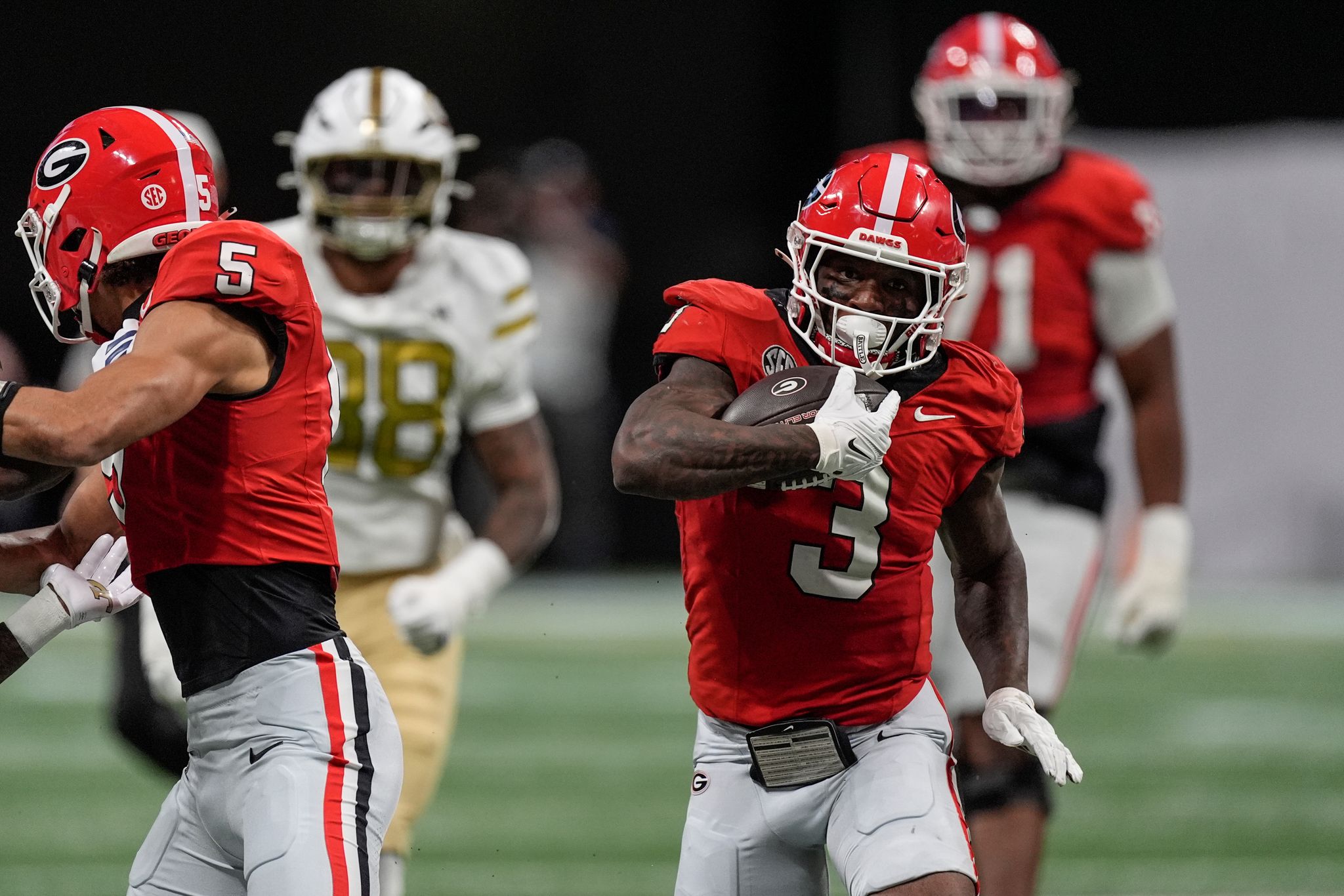 No. 4 Georgia holds off No. 23 Georgia Tech 16-9 for 8th straight win ...