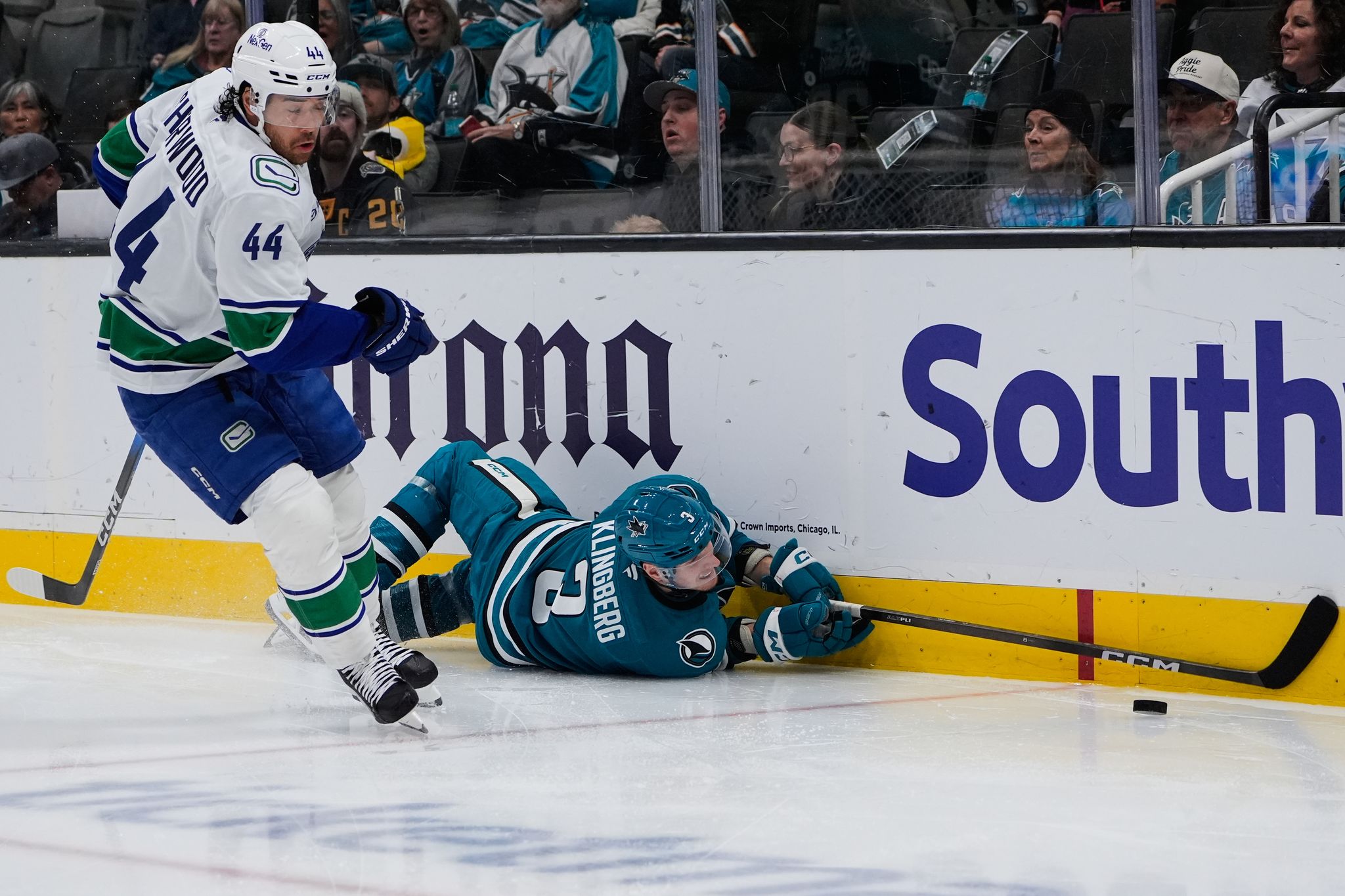 Will Smith scores as the Sharks edge the Canucks 3-2