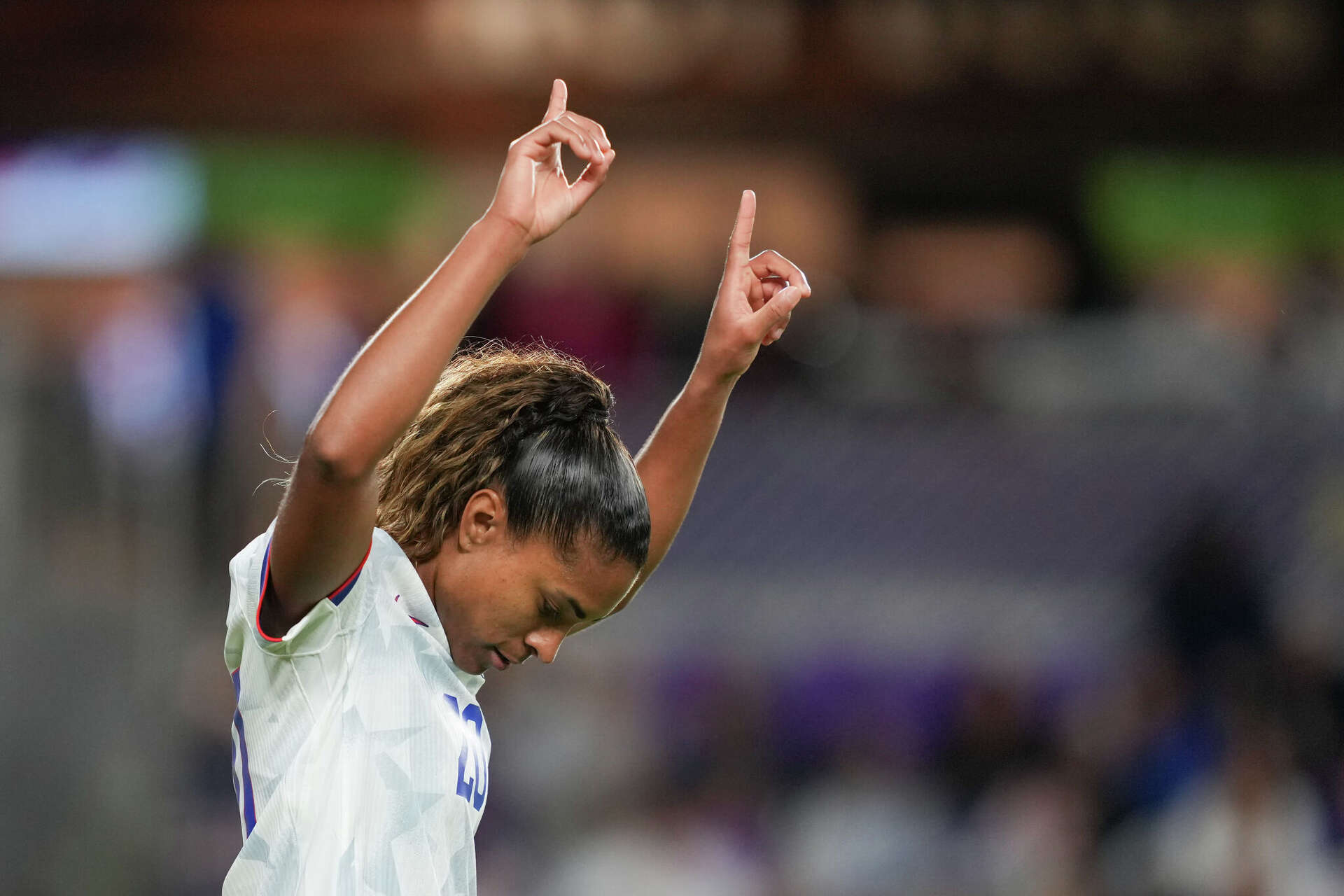 USWNT beats Italy behind two goals from Cat Macario