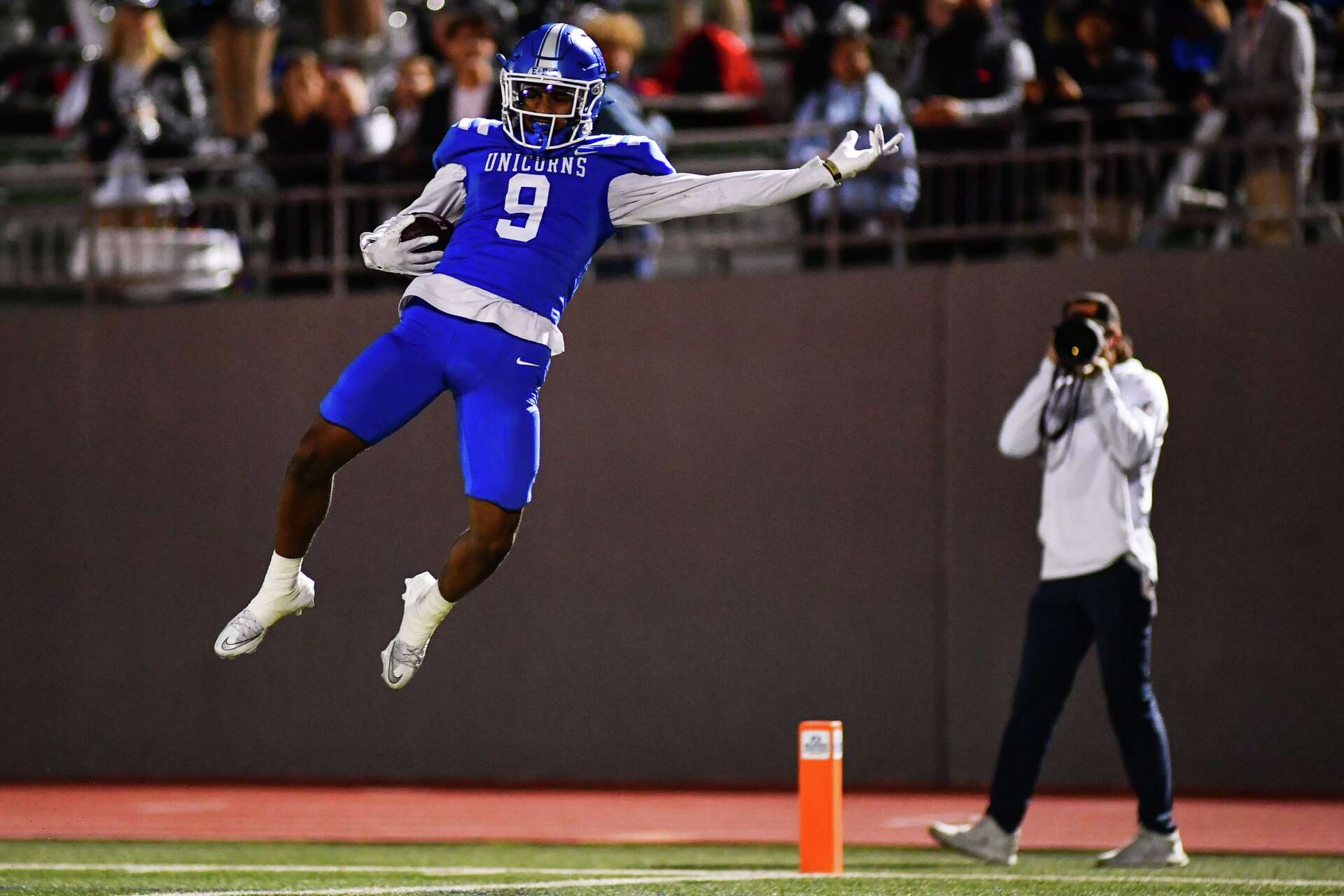 New Braunfels football holds on to take down Boerne Champion