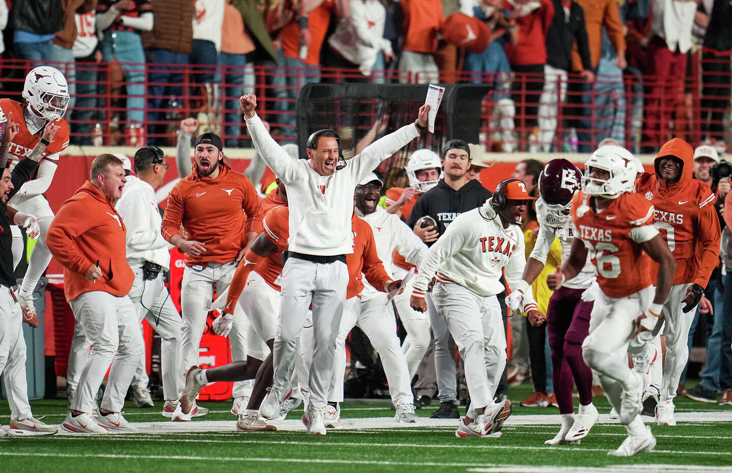 Jabbar Juluke hired to coach Texas football running backs