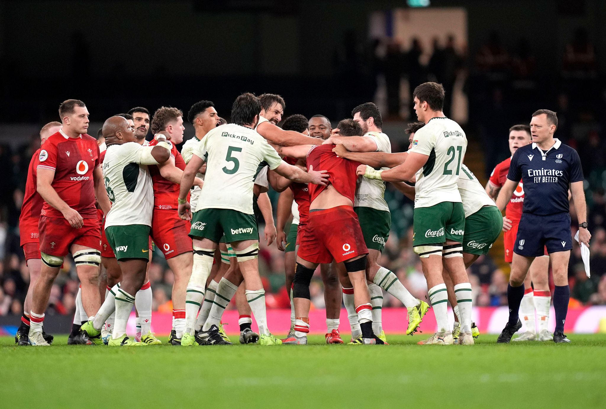 Springboks star Etzebeth gets red card for eye gouging against Wales
