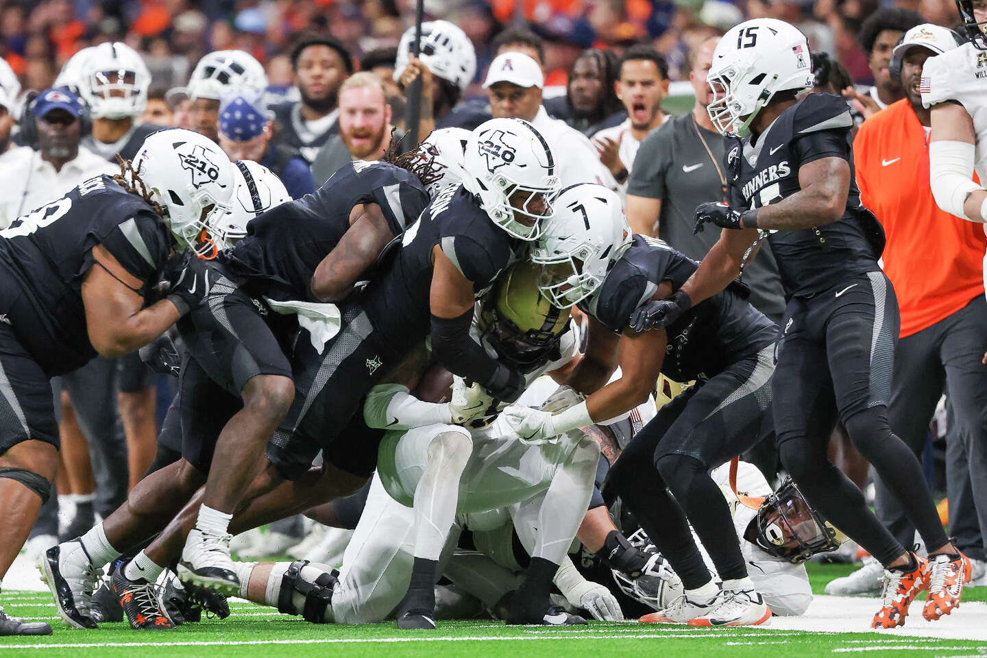 UTSA football's Alamodome streak snapped as Army struggles persist
