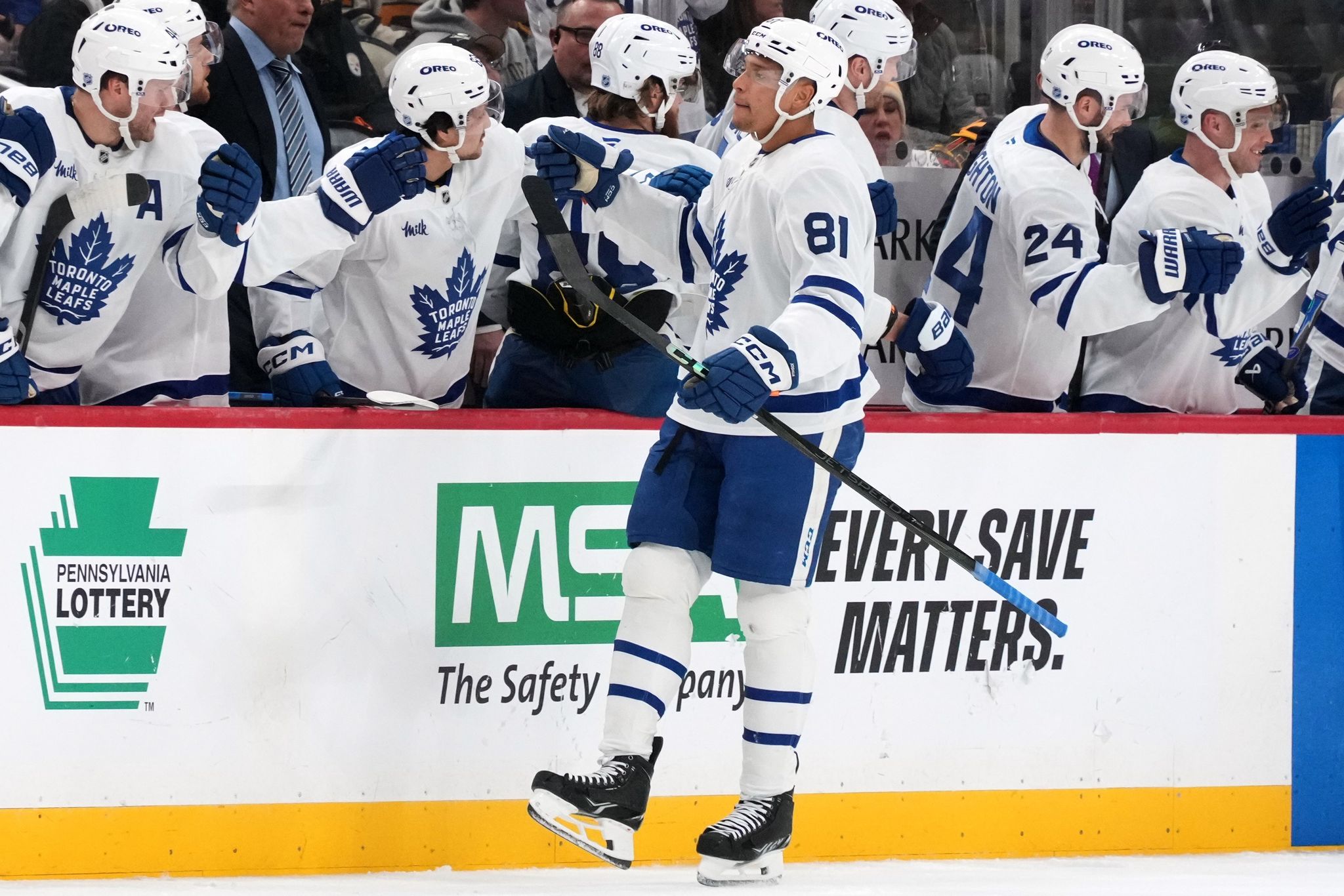 Ekman-Larsson extends point streak as the Maple Leafs rout the Penguins 7-2