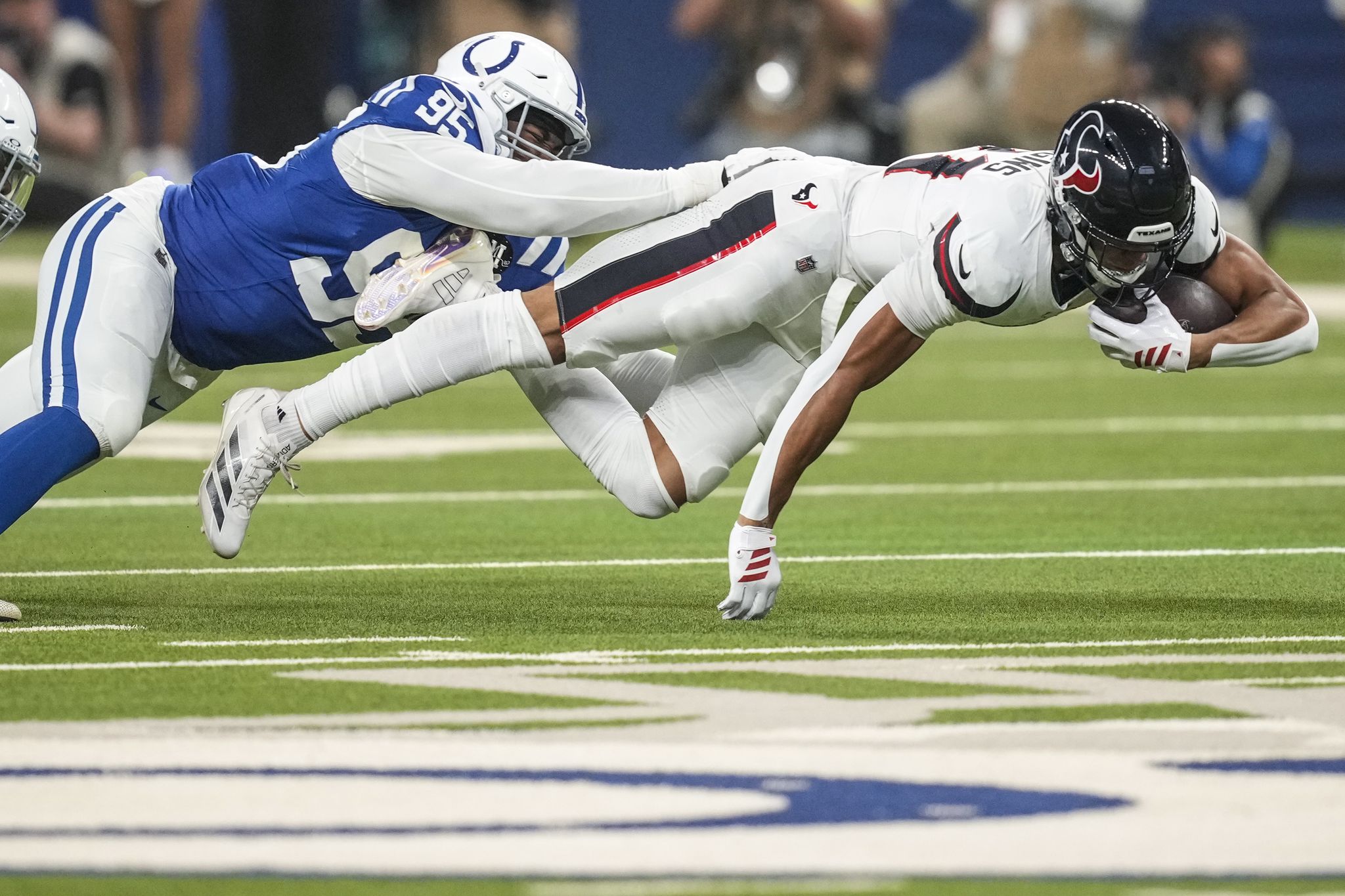 Houston Texans edge Indianapolis Colts for fourth straight win