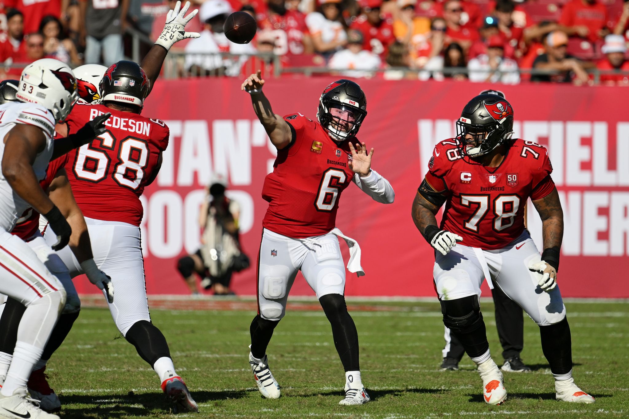 Recepción de TD de Tristan Wirfs y defensa ayudan a Buccaneers en ...