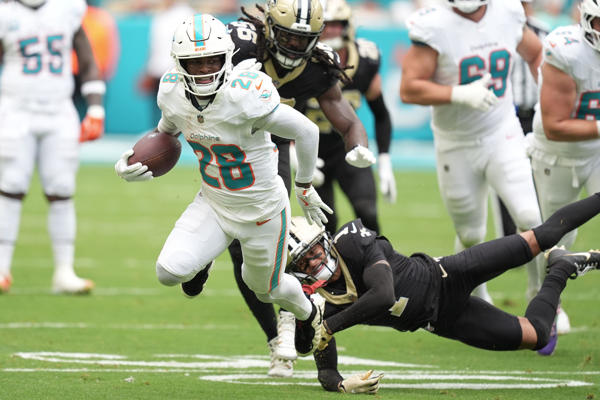 Achane corre 134 yardas y anota TD para que Dolphins superen 21-17 a Saints