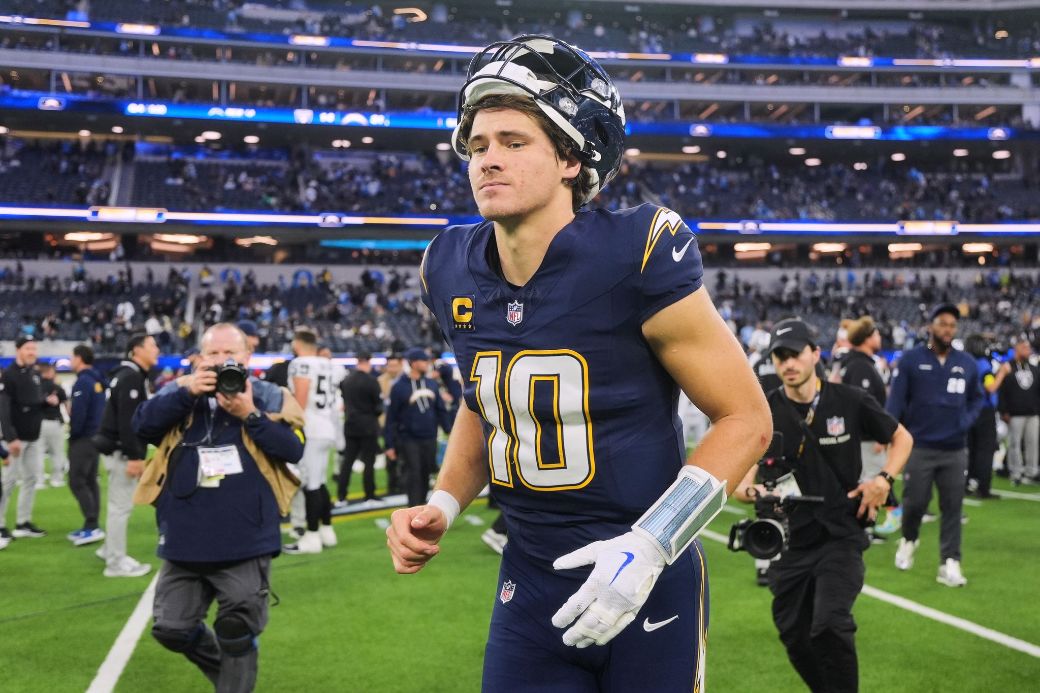 Chargers wowed by Herbert's toughness in playing through broken bone in ...