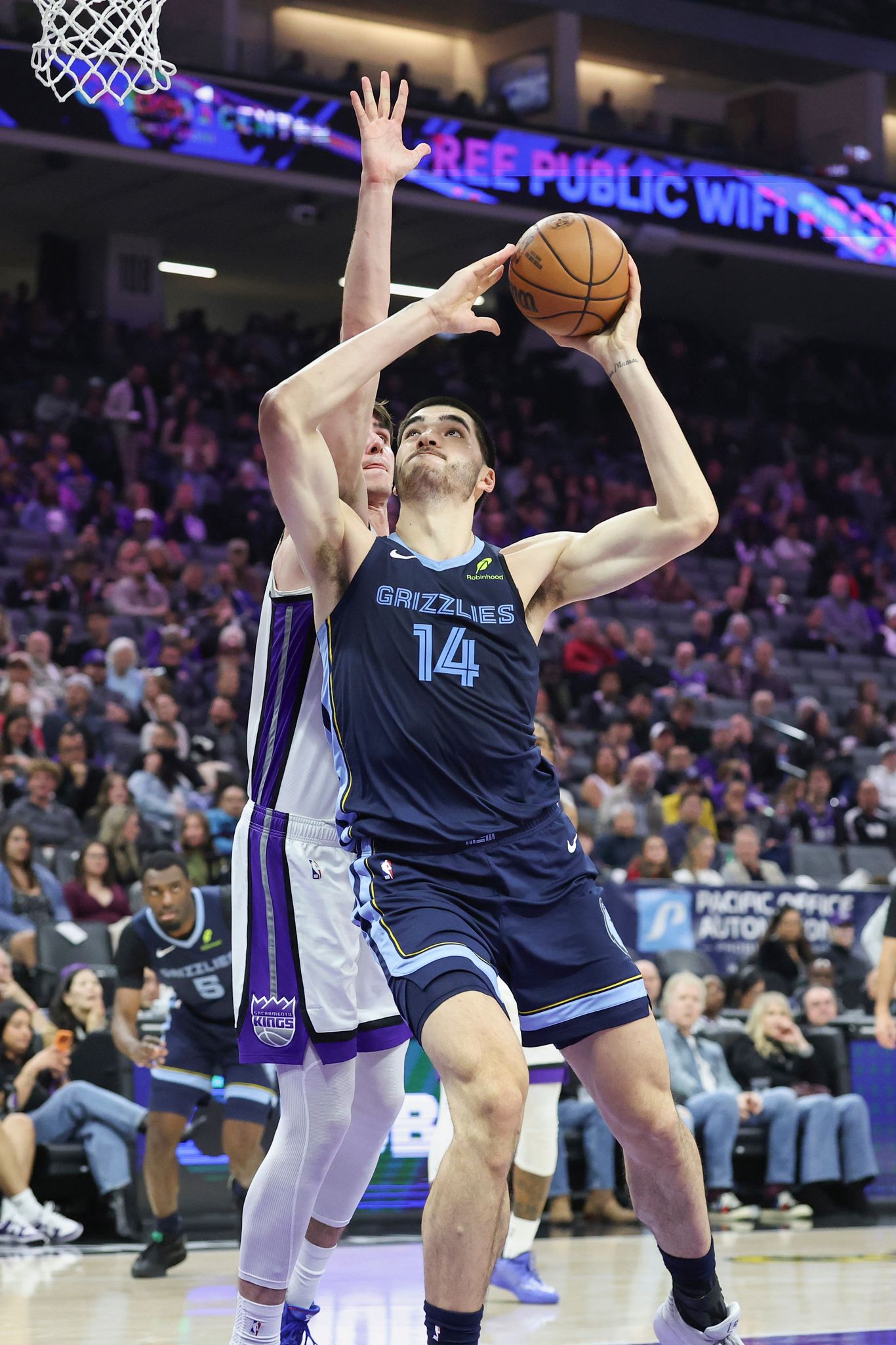 Zach Edey has career-high 32 points to lead Grizzlies past Kings 115-107
