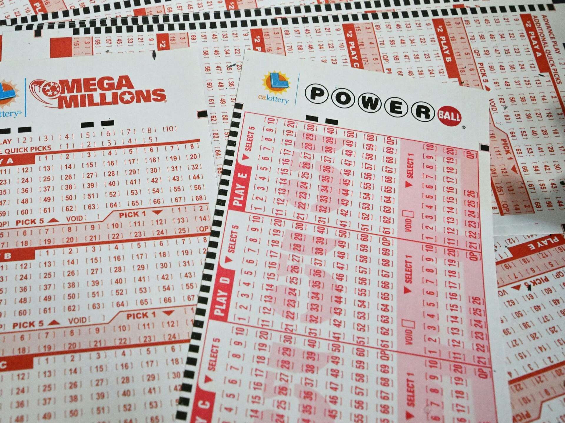 Next Powerball drawing for $740 million jackpot is Monday night