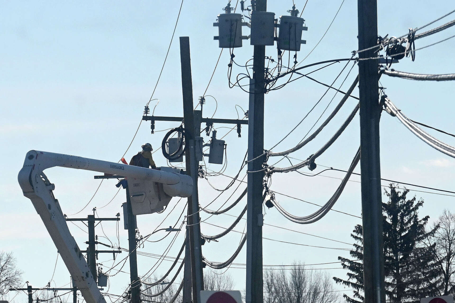 More than 1,600 CT power outages reported Monday amid rain, ice, fog