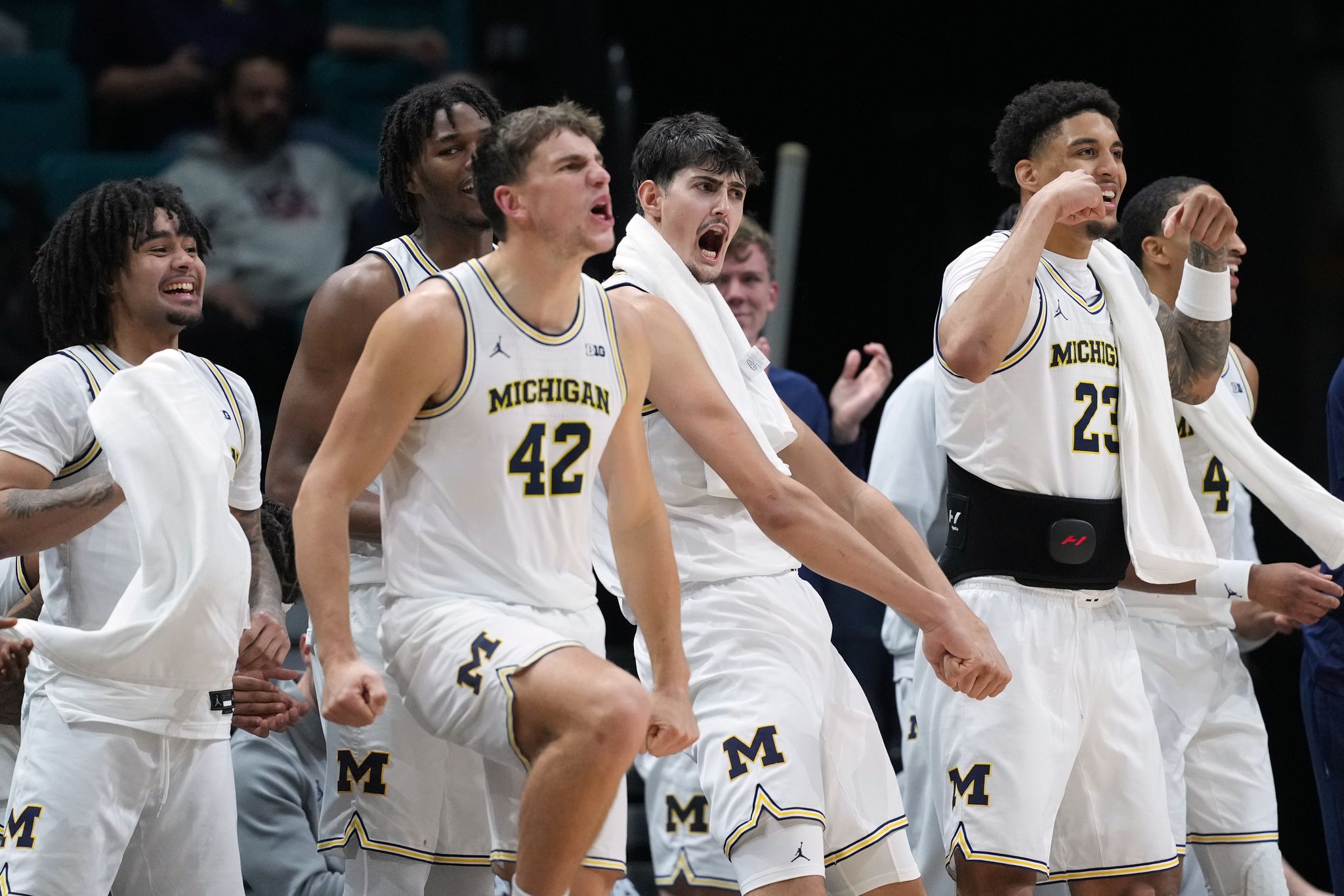 Michigan up to No. 3 in AP Top 25 men's basketball poll, Michigan State ...