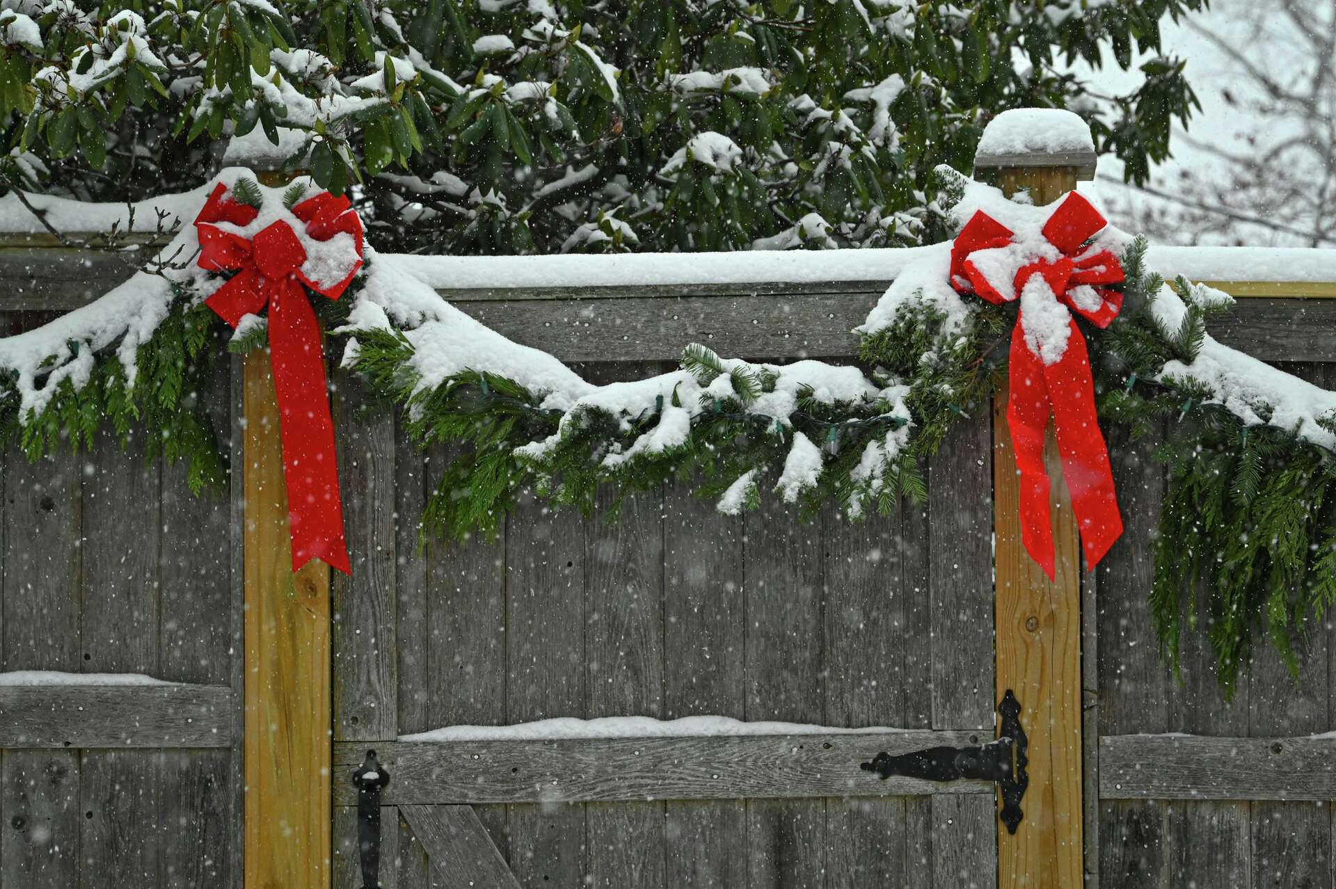Storm brings snow, commuter crashes on Thruway, Northway