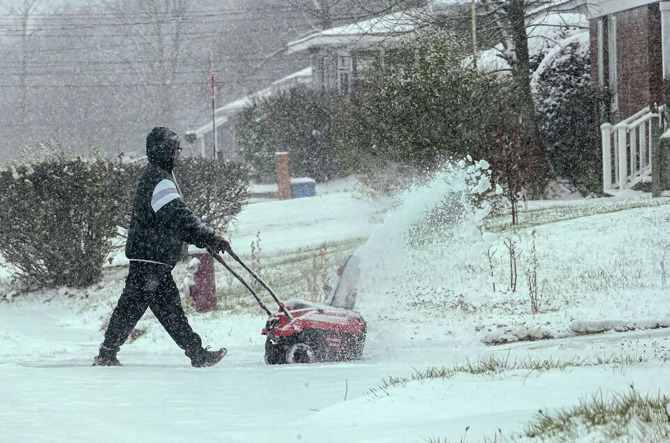 Storm brings snow, commuter crashes on Thruway, Northway