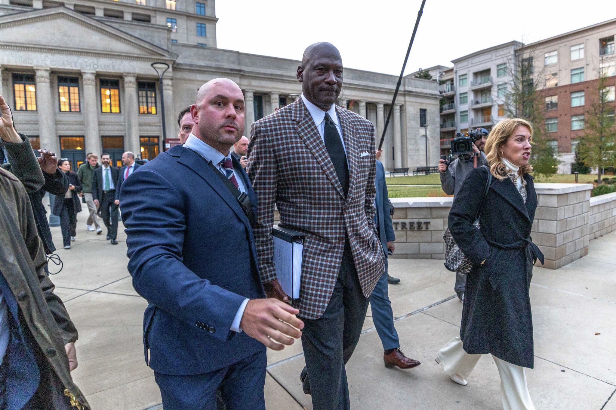 Baker-Mazara has 25 points and No. 24 USC downs Oregon 82-77