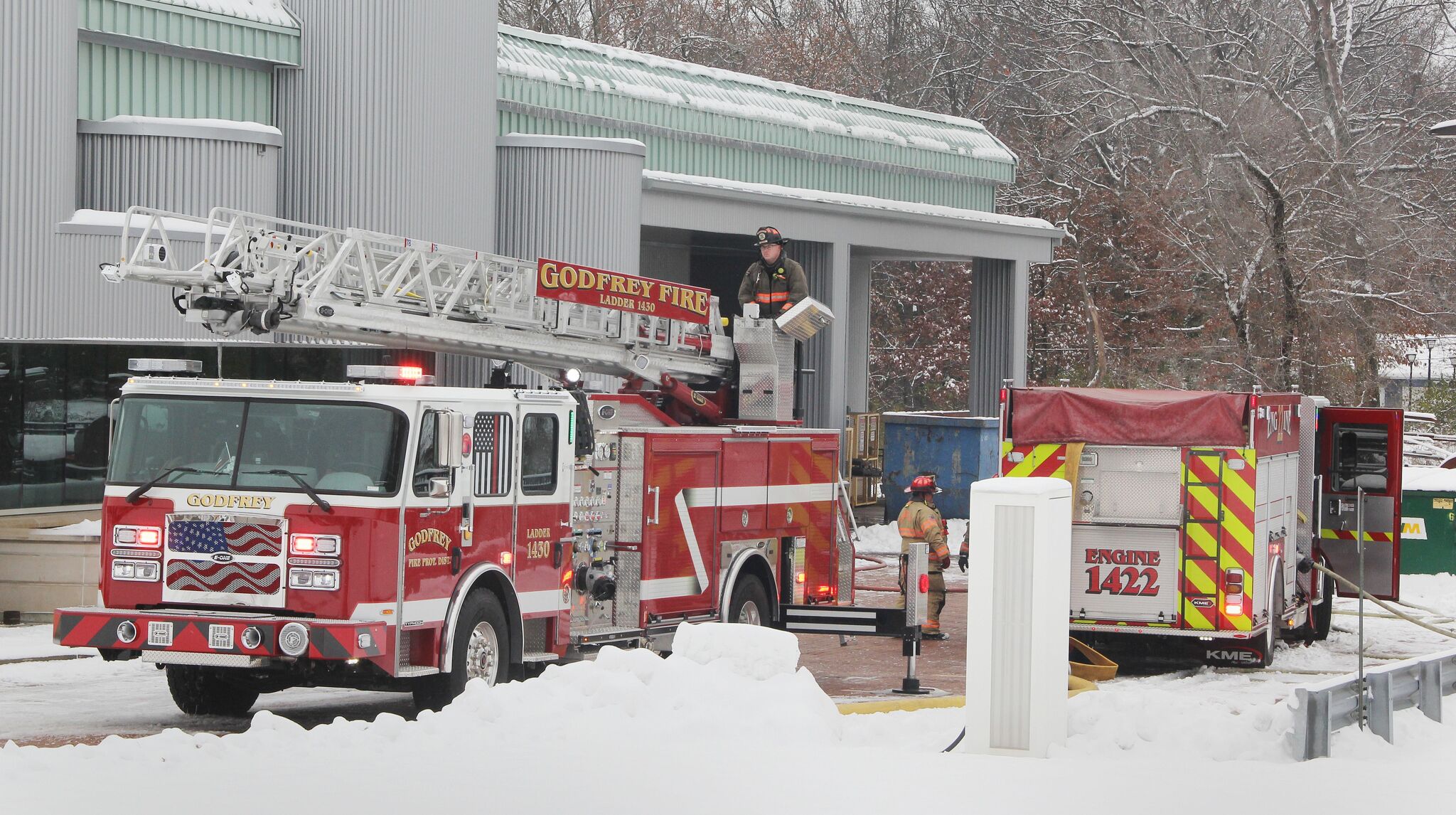 Herbert throws 2 TD passes despite hand injury, Chargers send Raiders ...