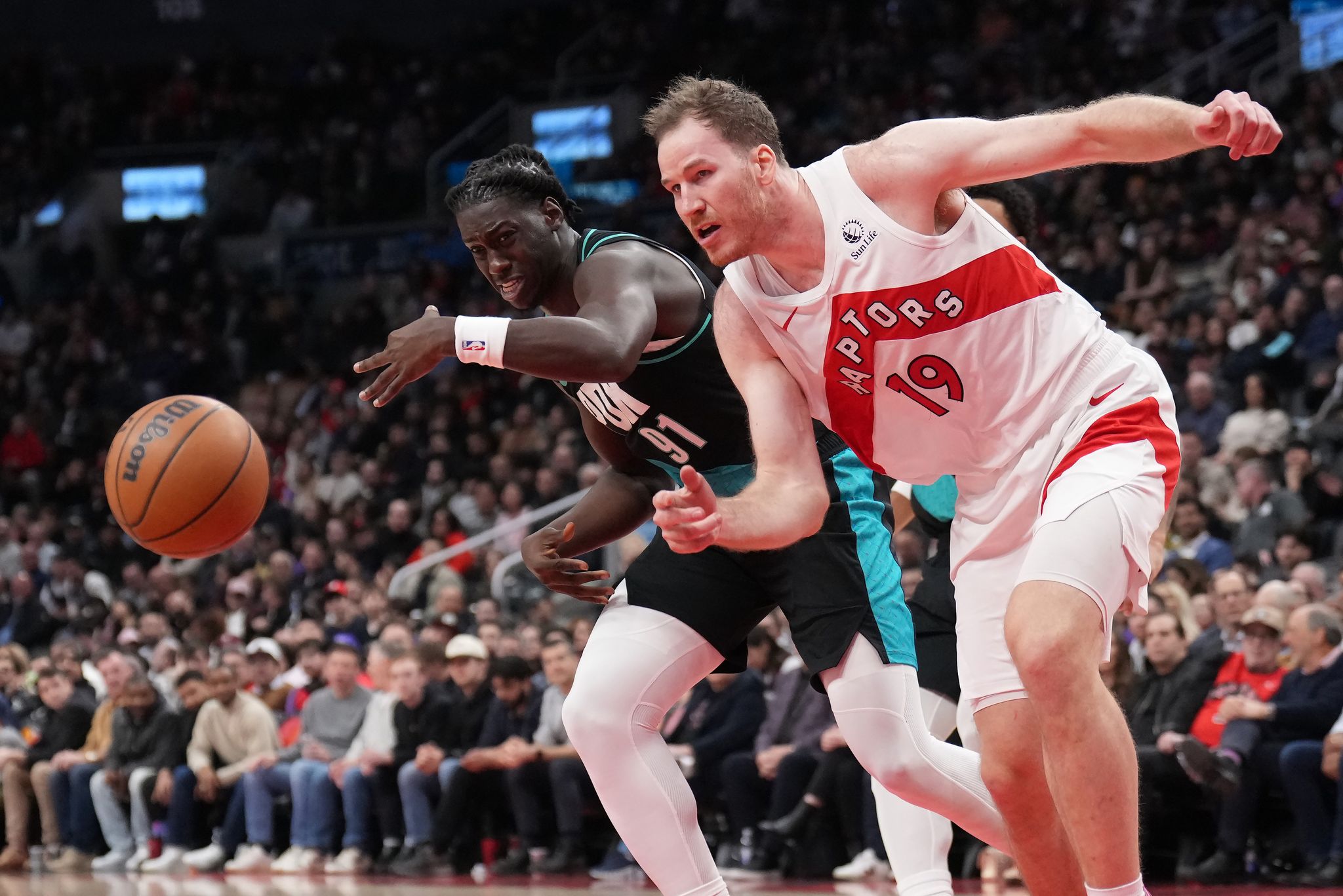 Barnes scores 28 points as the Raptors knock off the Trail Blazers 121-118