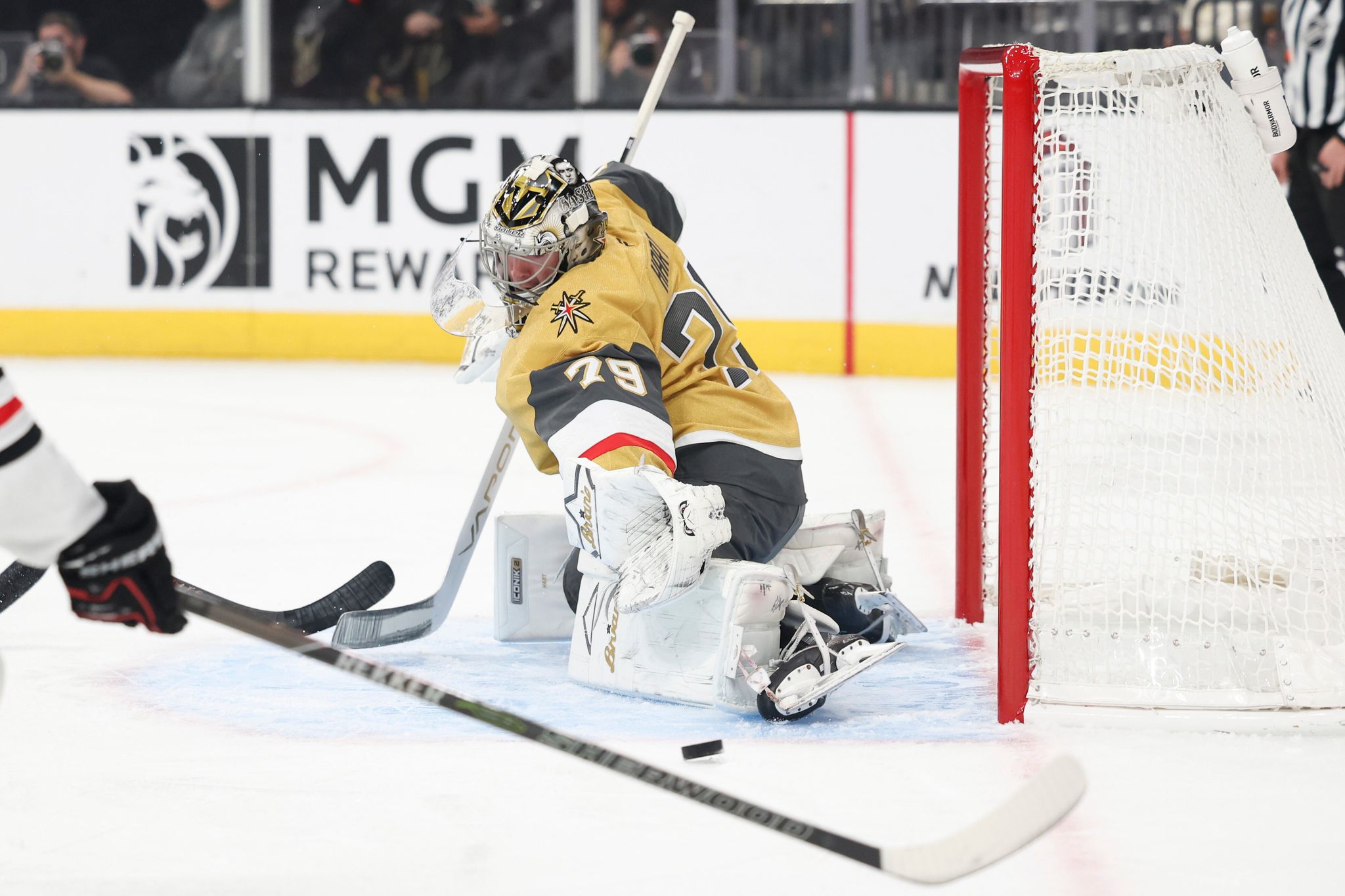 Hart helps lead Golden Knights to 4-3 shootout win over Blackhawks