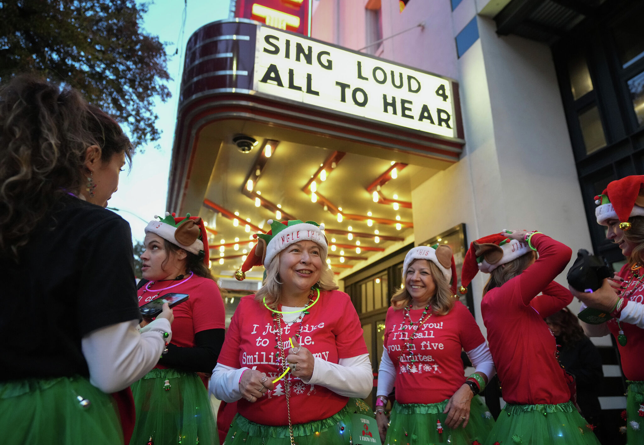 Elf Pub Run brings fans to Paramount for Elf showing