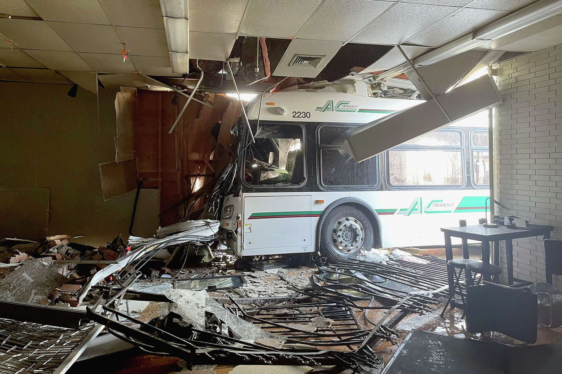 Oakland: 11 People Injured When Ac Transit Bus Crashed Into Auto Body ...