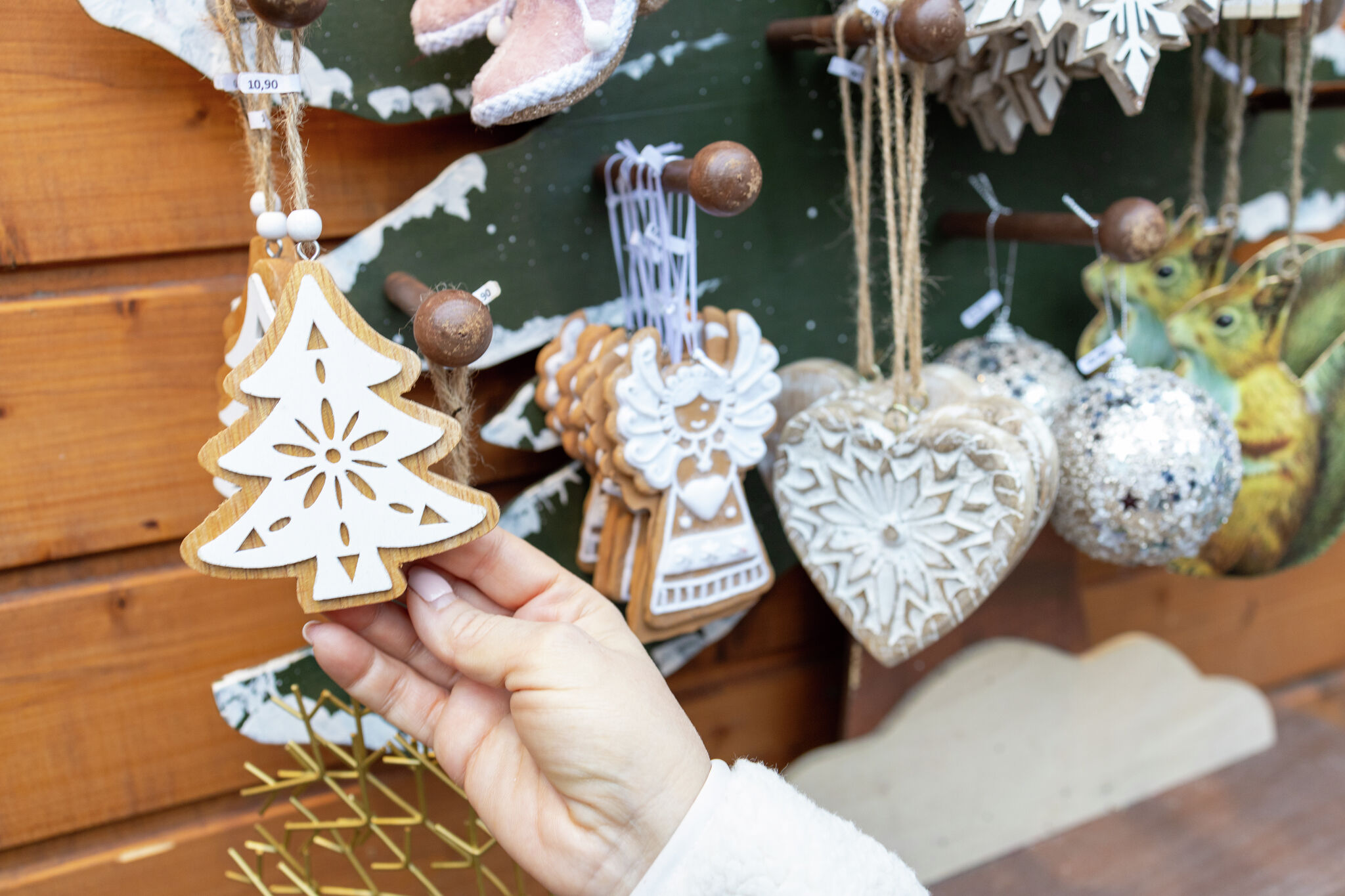 Lee and Booker lead No. 2 Texas past No. 11 North Carolina 79-64 in ACC-SEC challenge