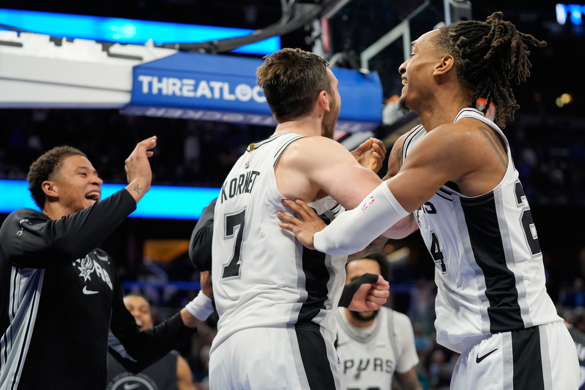Kornet blocks Wagner's last-second layup as Spurs hold off Magic, 114-112