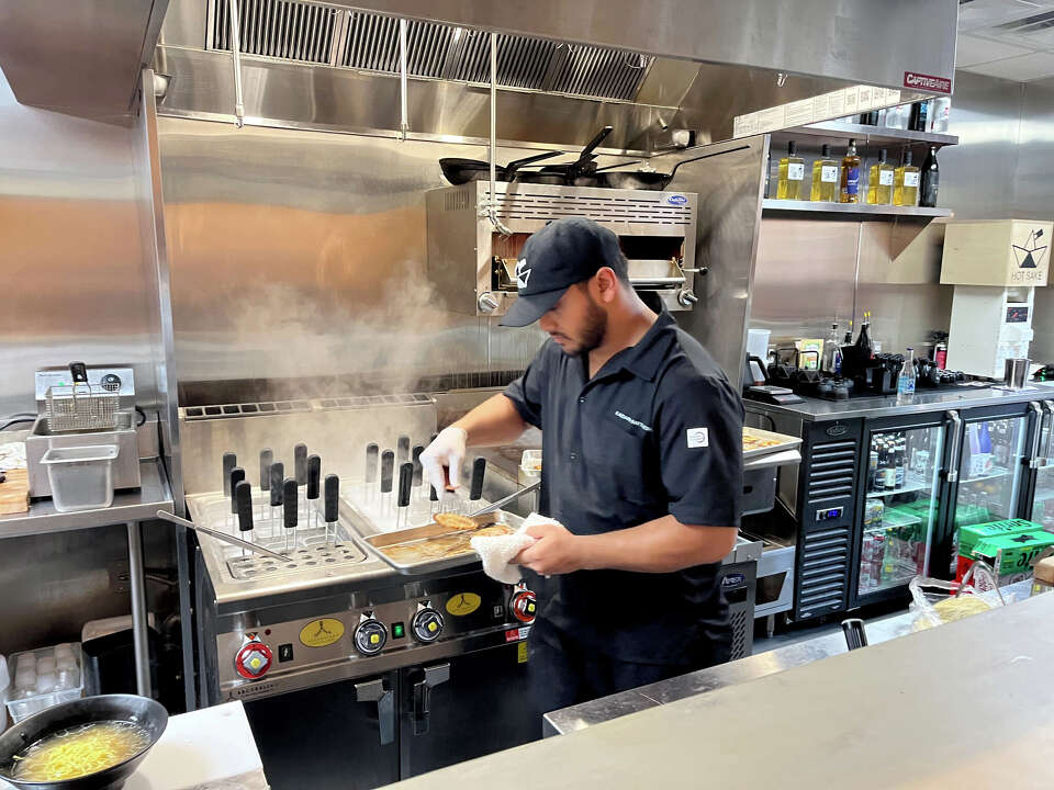 Kaedama Battleship draws large lunch crowd for ramen