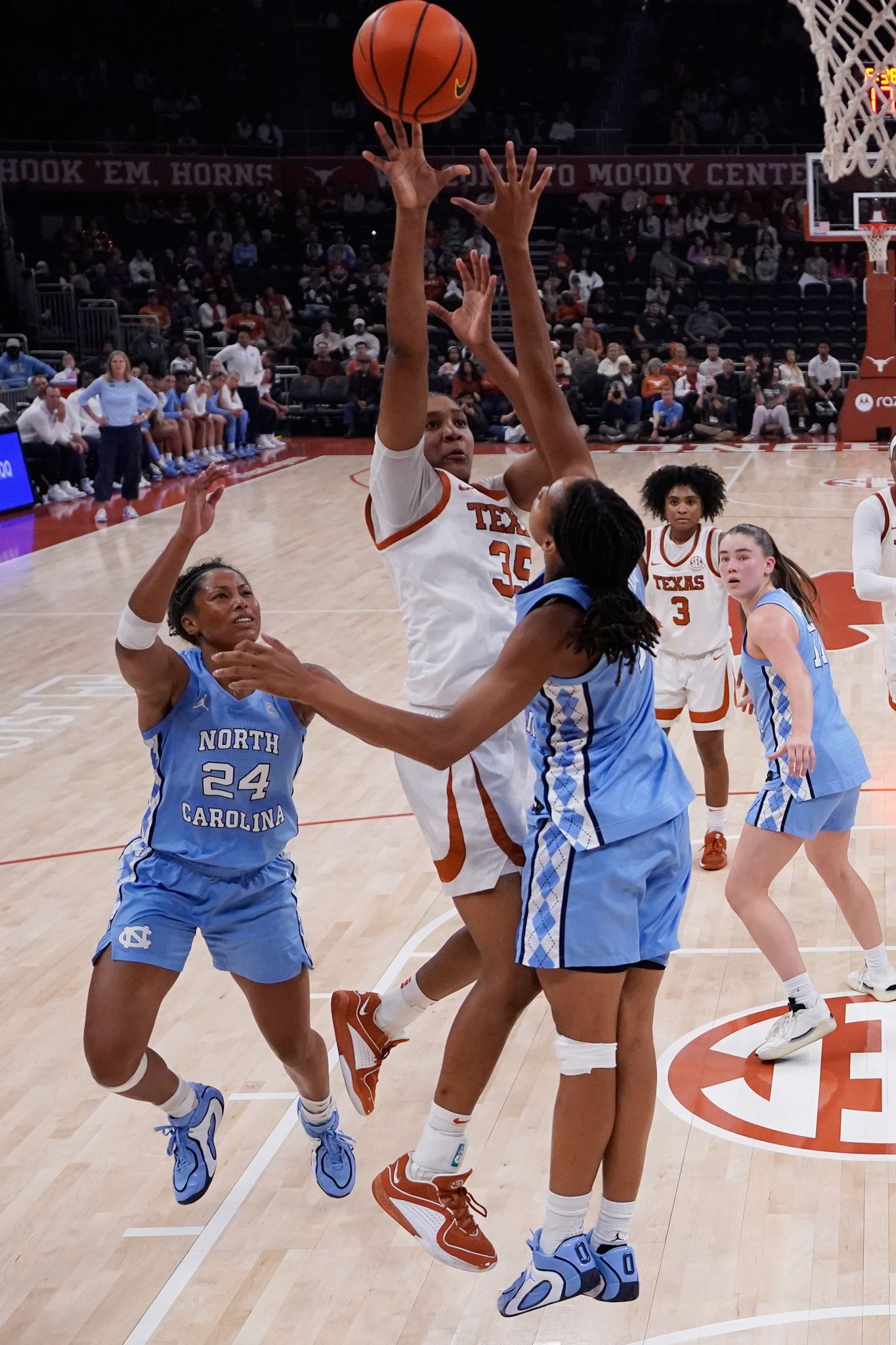 Lee and Booker lead No. 2 Texas past No. 11 North Carolina 79-64 in ACC-SEC challenge