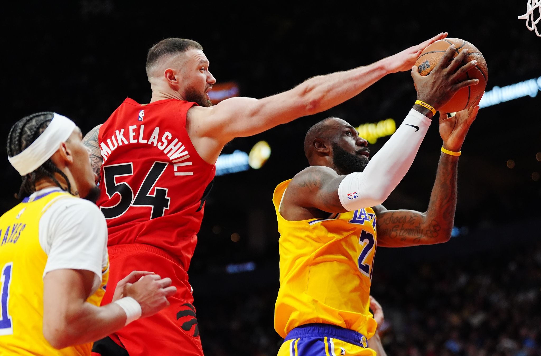 LeBron James' 1,297-game double-digit scoring streak ends but he gets ...