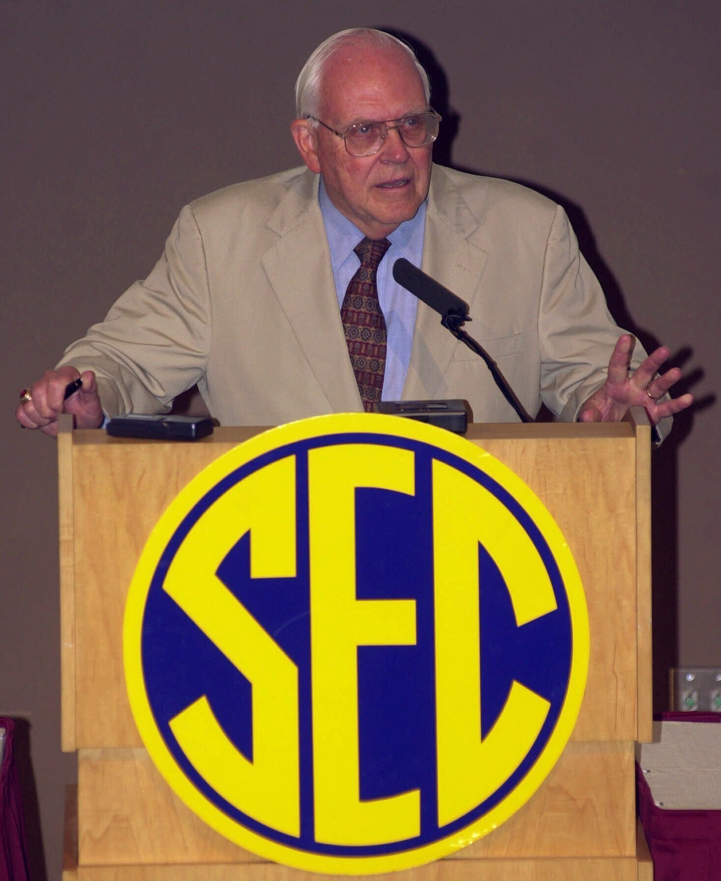 Ex-SEC commissioner Roy Kramer, whose vision paved the way for college ...