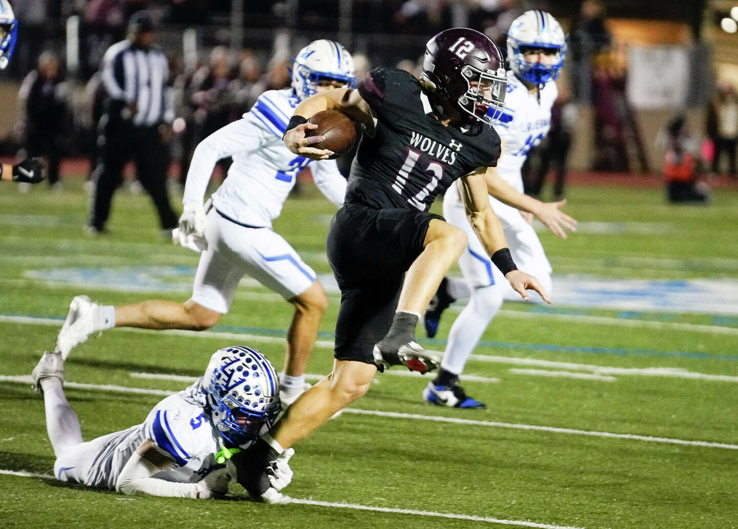 La Vernia football takes down Davenport to reach state semifinals