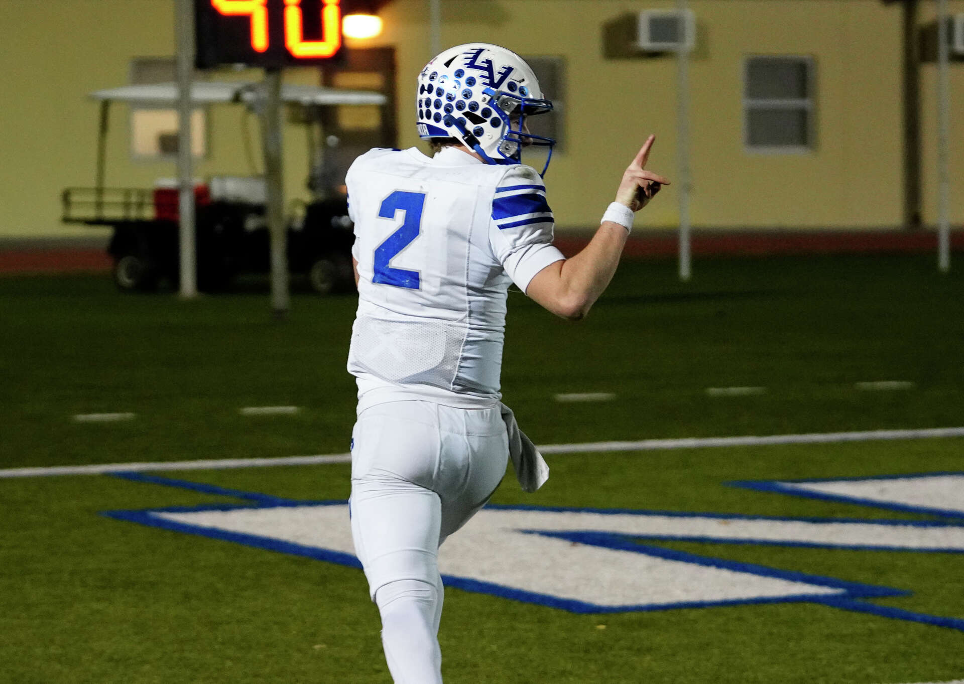 La Vernia football takes down Davenport to reach state semifinals