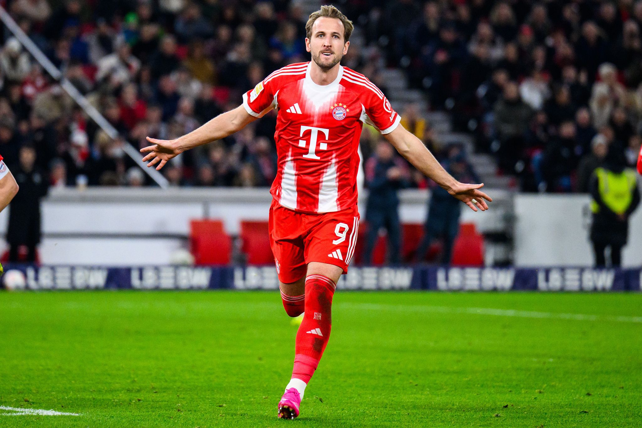 Kane scores hat trick and Bayern maintains big Bundesliga lead