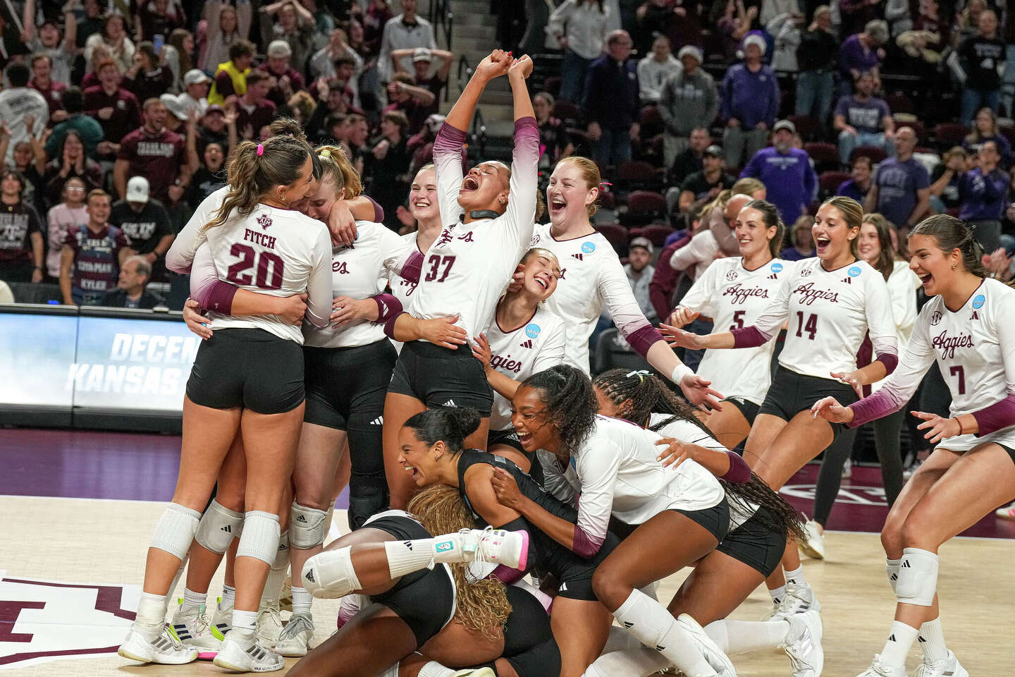 Texas A&M volleyball: Aggies sweep Pitt Panthers in 2025 Final Four