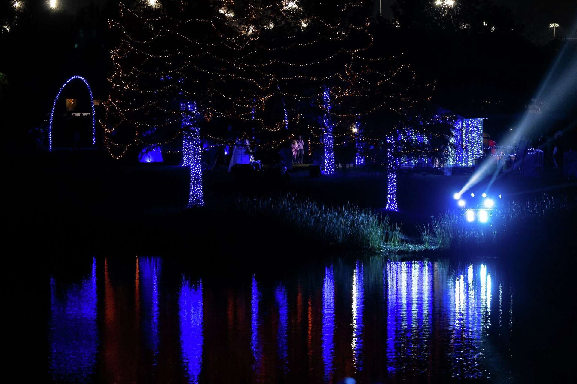 Round Rock gathers to Light Up the Lake