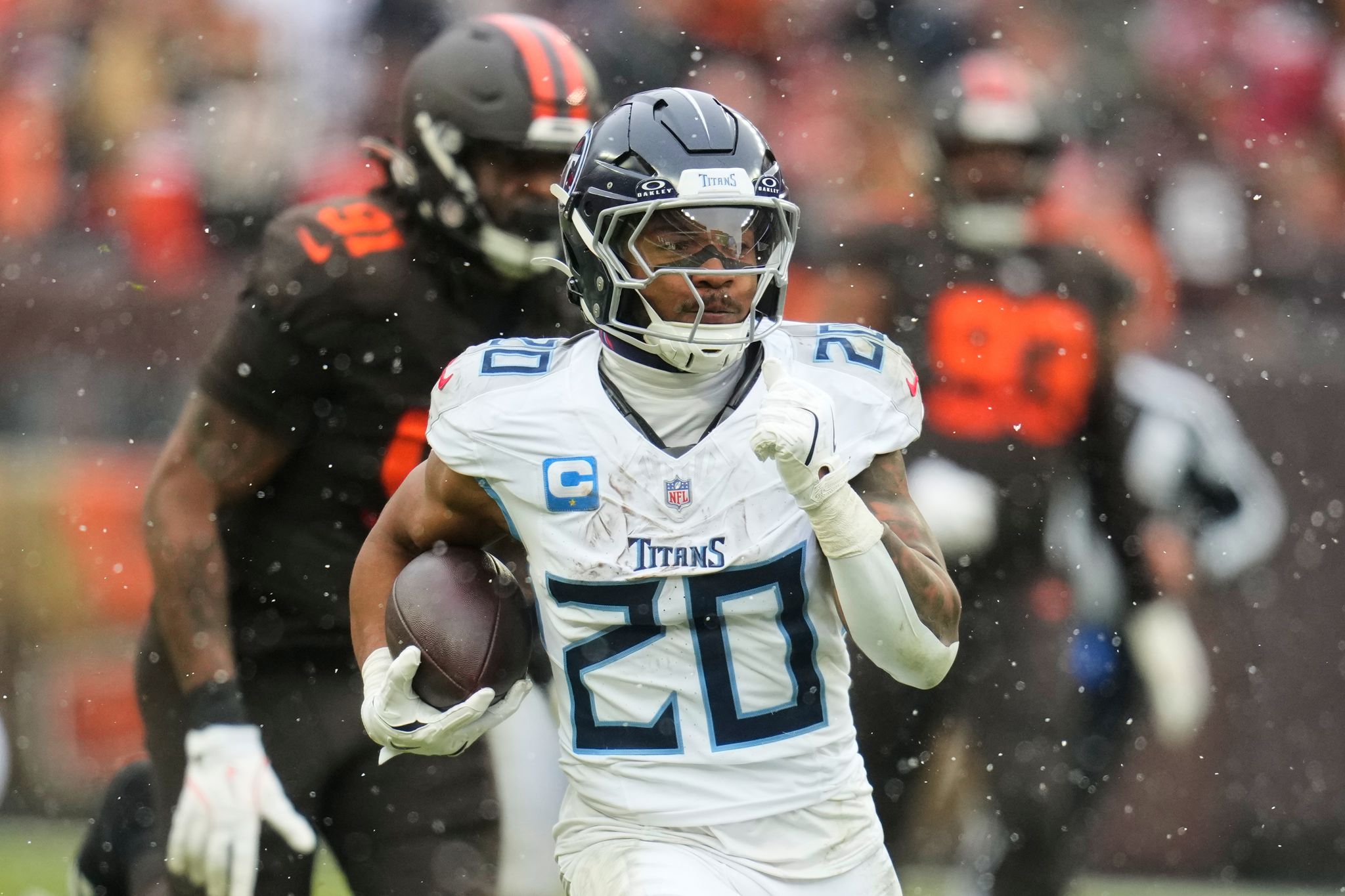 Tony Pollard runs for 161 yards and 2 TDs as Titans outlast Shedeur ...